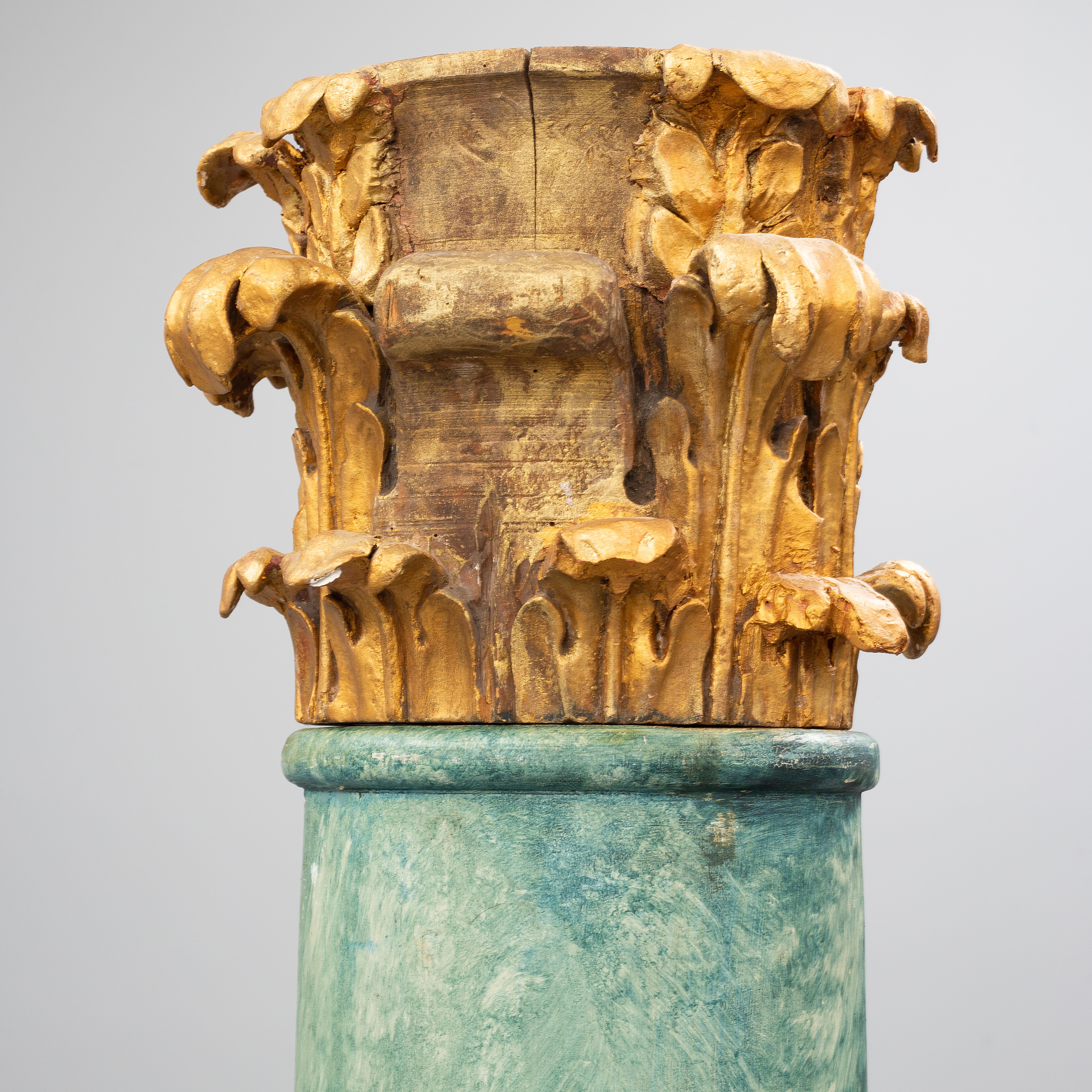 KOLONNER MED KAPITÄL, ett par, 1700-tal och senare. - Bukowskis