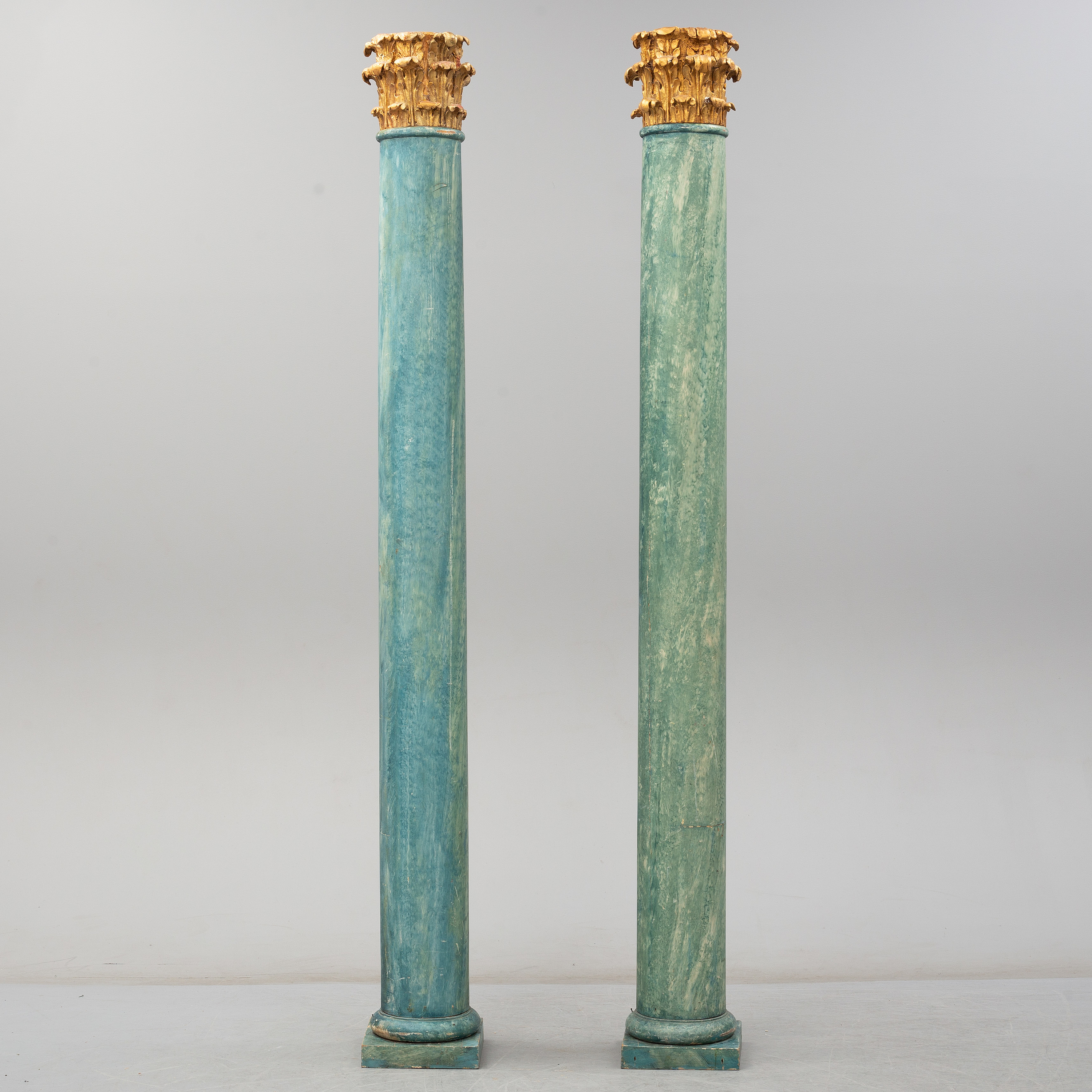 KOLONNER MED KAPITÄL, ett par, 1700-tal och senare. - Bukowskis