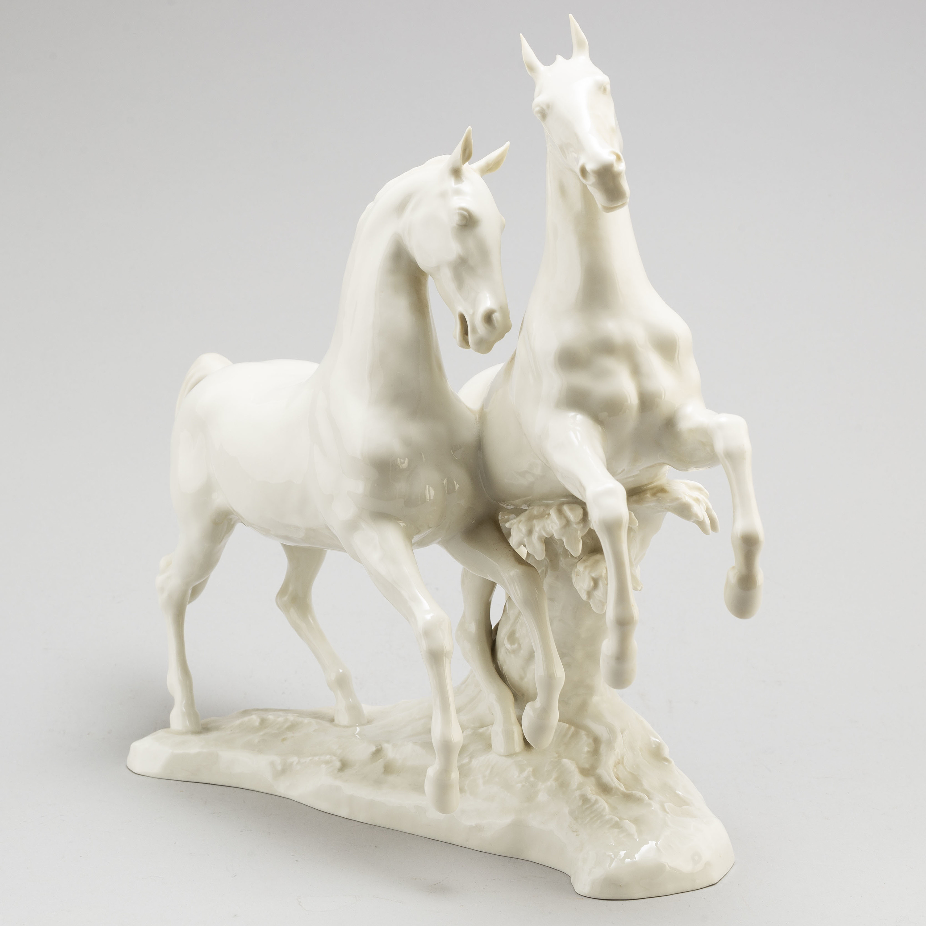 A German porcelain sculpture group of horses, Hutschenreuther. - Bukowskis