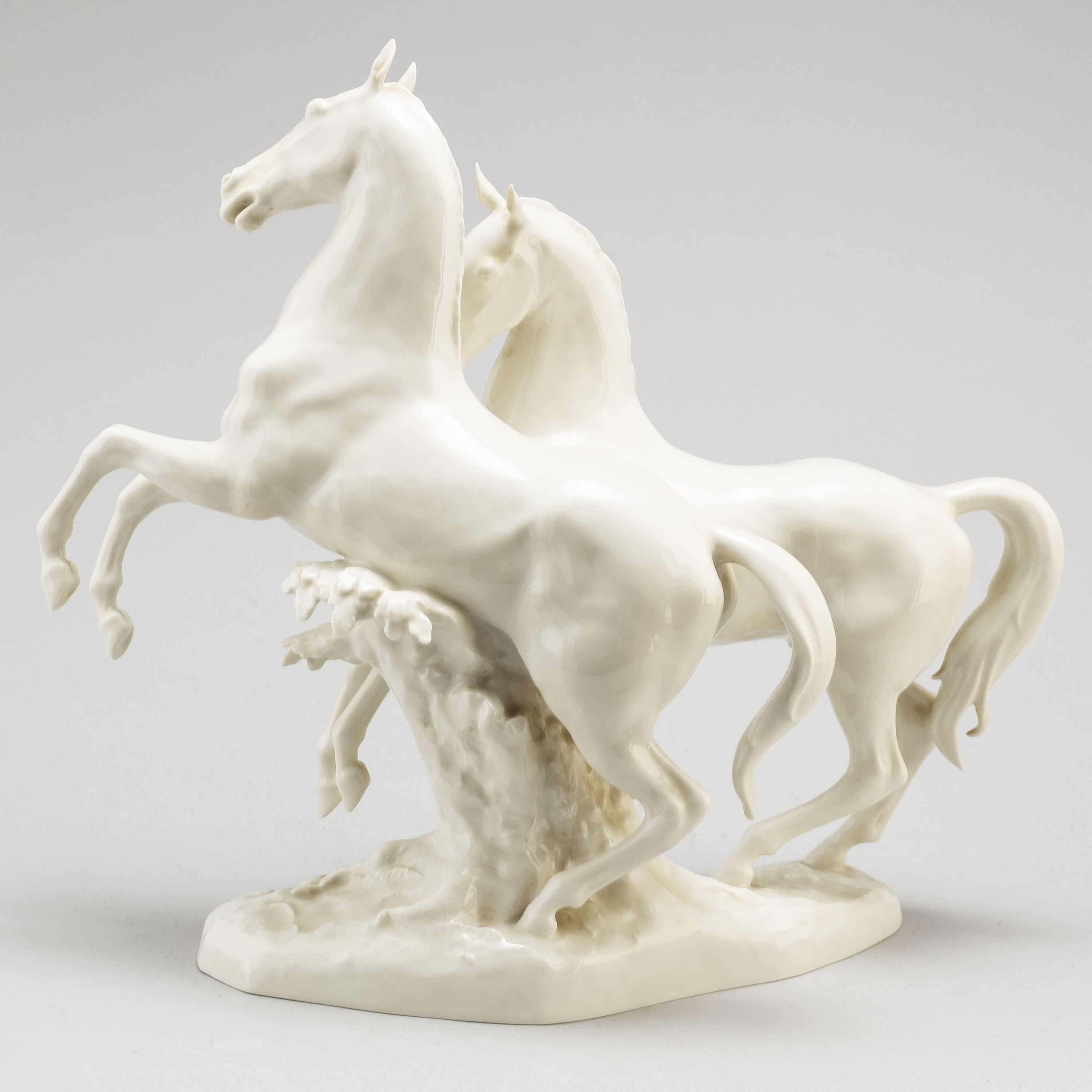 A German porcelain sculpture group of horses, Hutschenreuther. - Bukowskis
