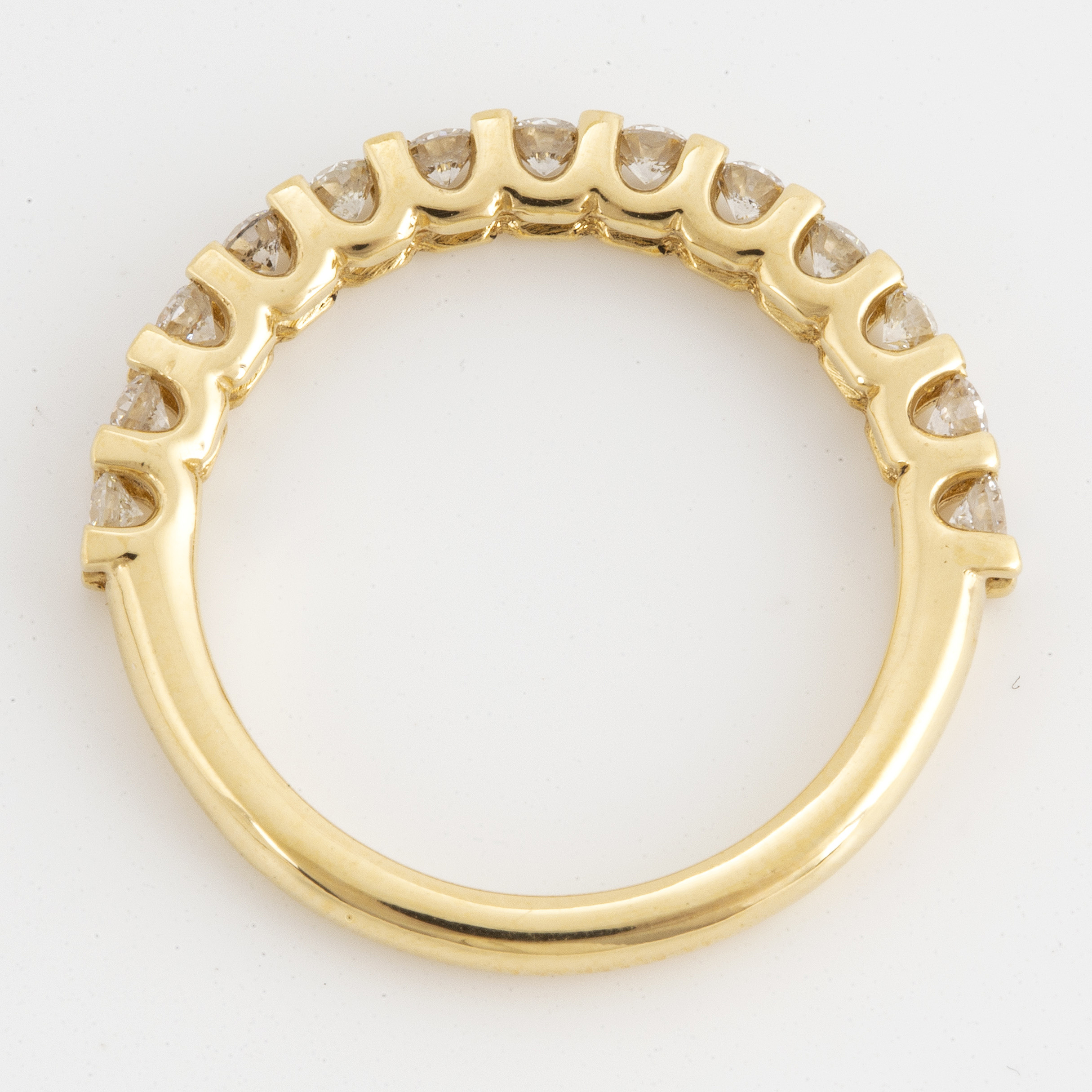 An 18K gold ring set with round brilliant-cut diamonds. - Bukowskis