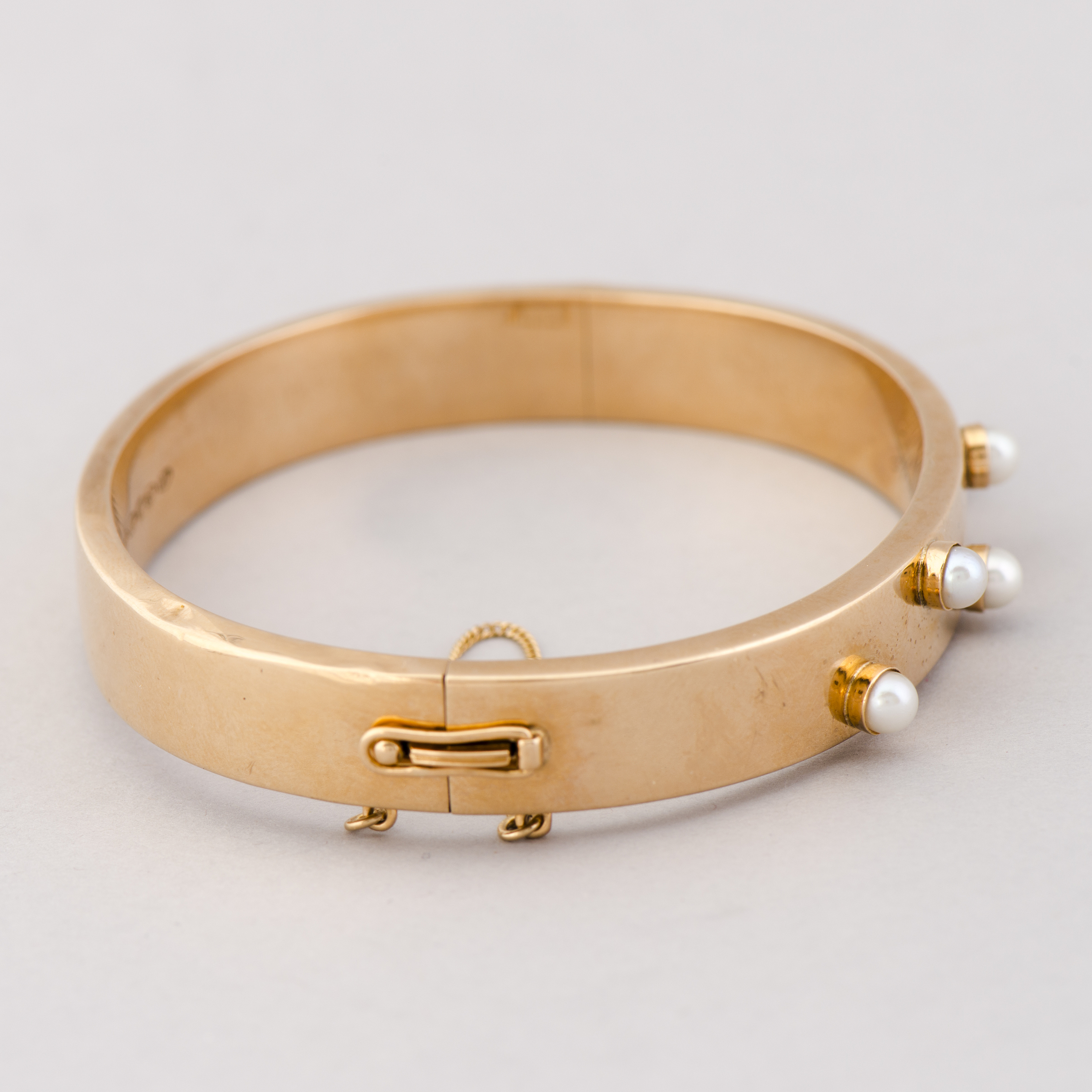 ARMRING, odlade pärlor, 14K guld. Westerback, Helsingfors 1965. - Bukowskis