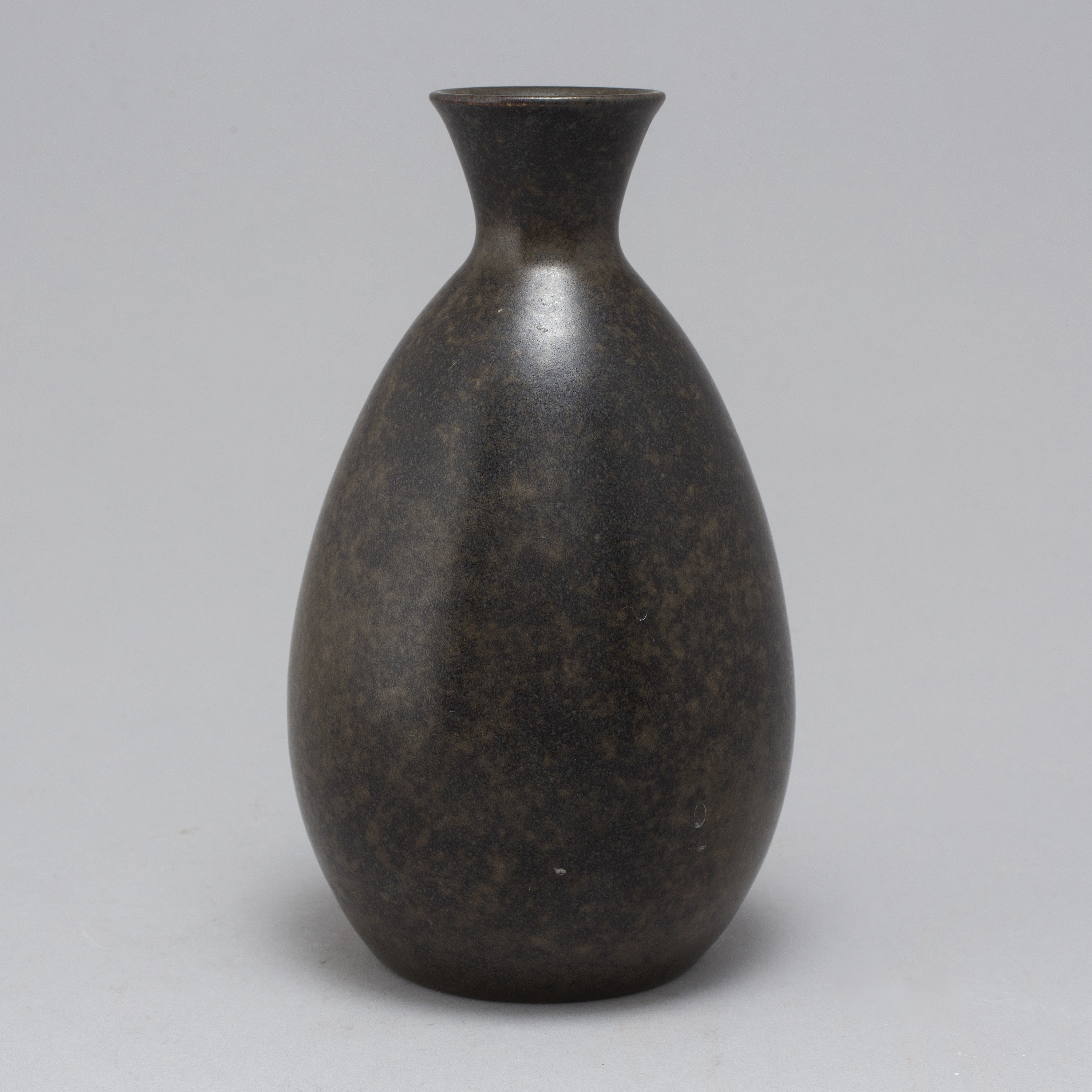 ERICH OCH INGRID TRILLER, a stoneware vase signed Triller Tobo. - Bukowskis