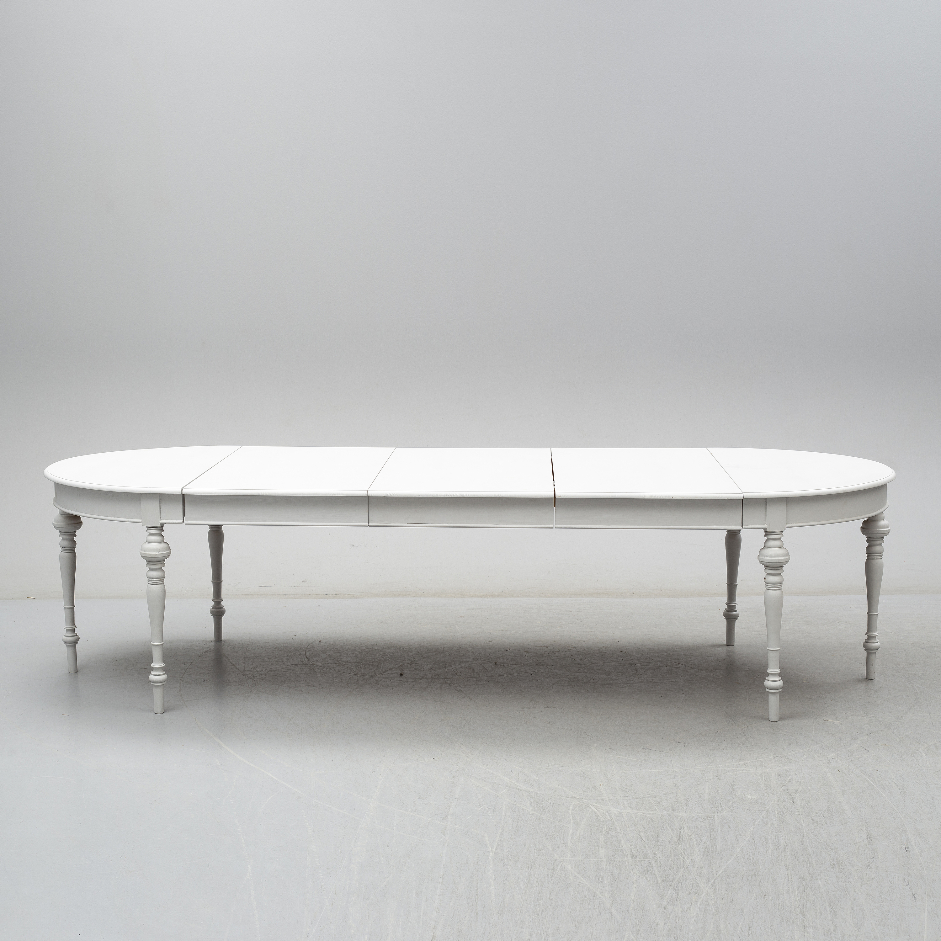 A painted dining table from around year 1900. - Bukowskis