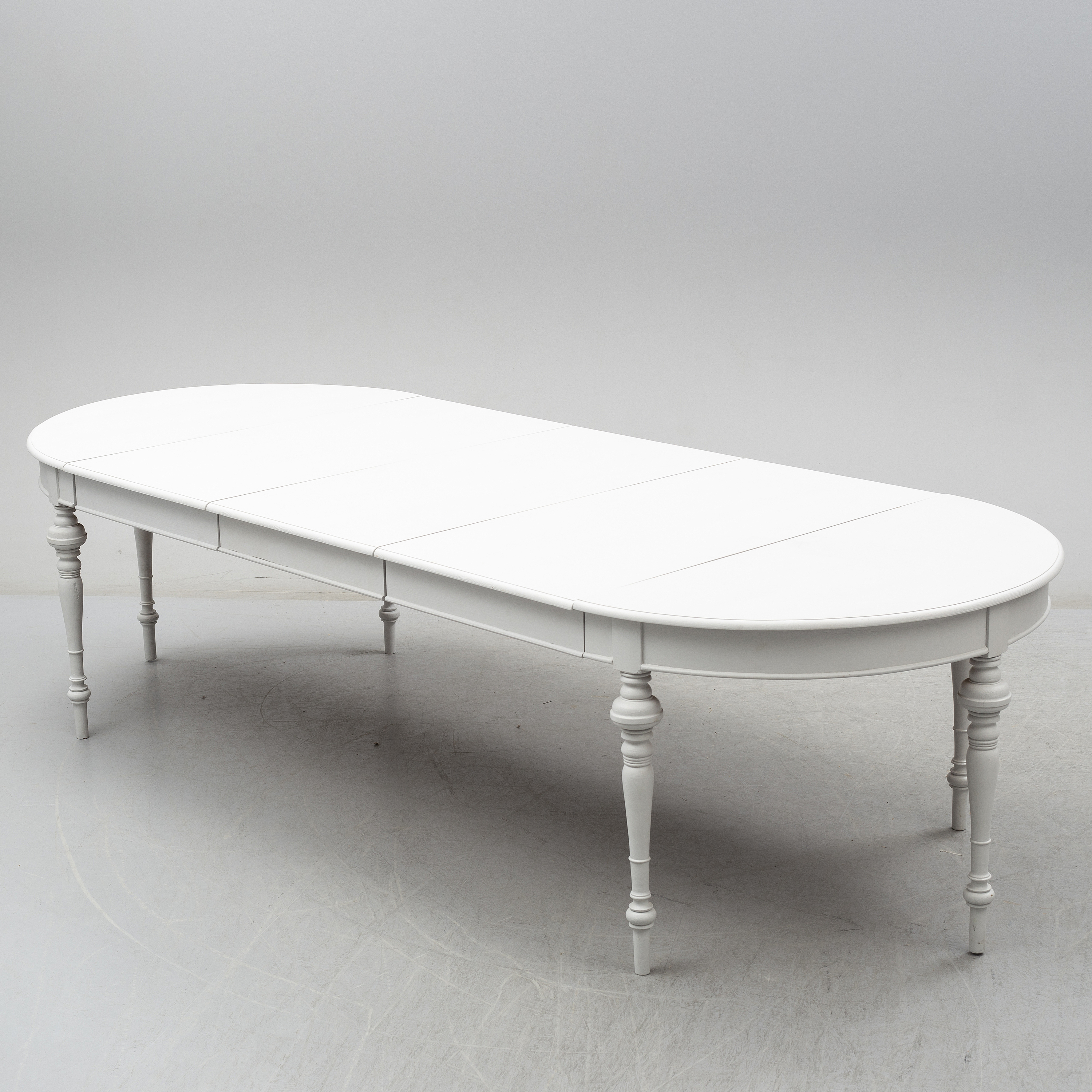 A painted dining table from around year 1900. - Bukowskis