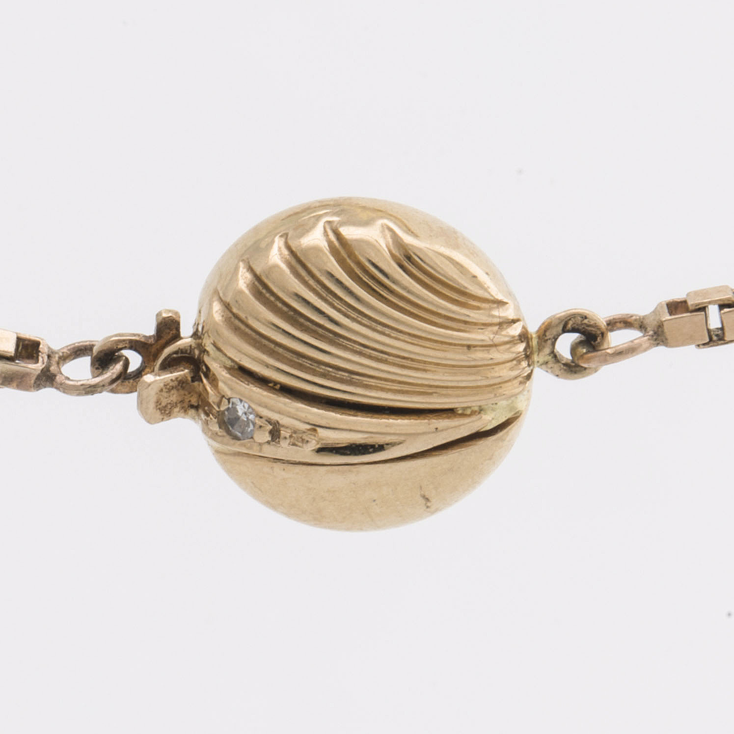 GOLDCHAIN, 18K gold clasp w 2 singel-cut diamonds, 17,3 g. - Bukowskis