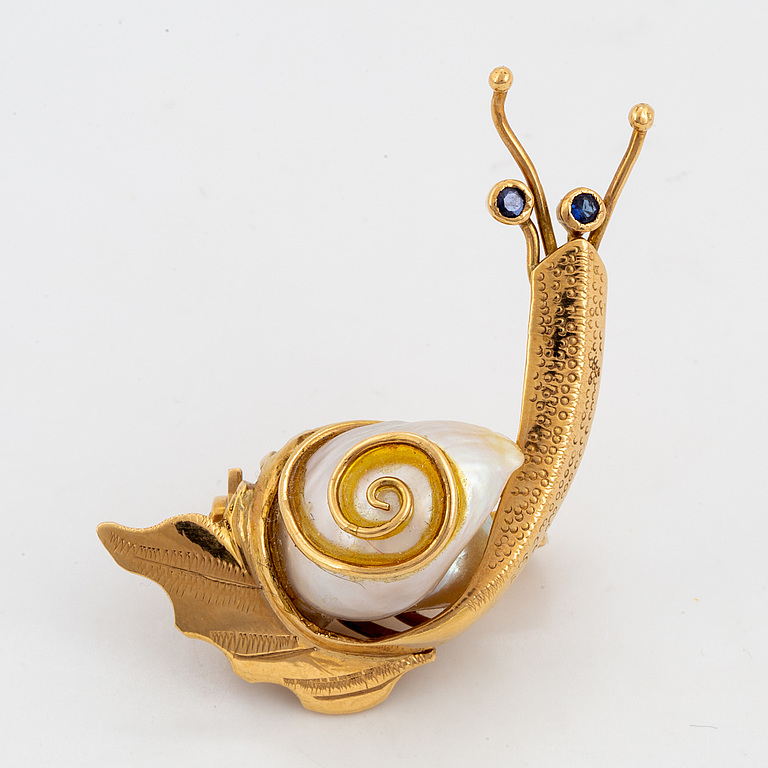 Gold and pearl snail brooch. - Bukowskis