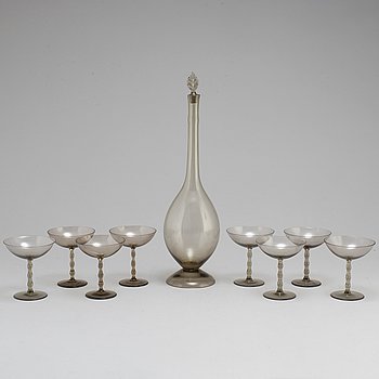 SIMON GATE. A glass decanter and 8 glasses. Sandviks Glasbruk, Sweden ...