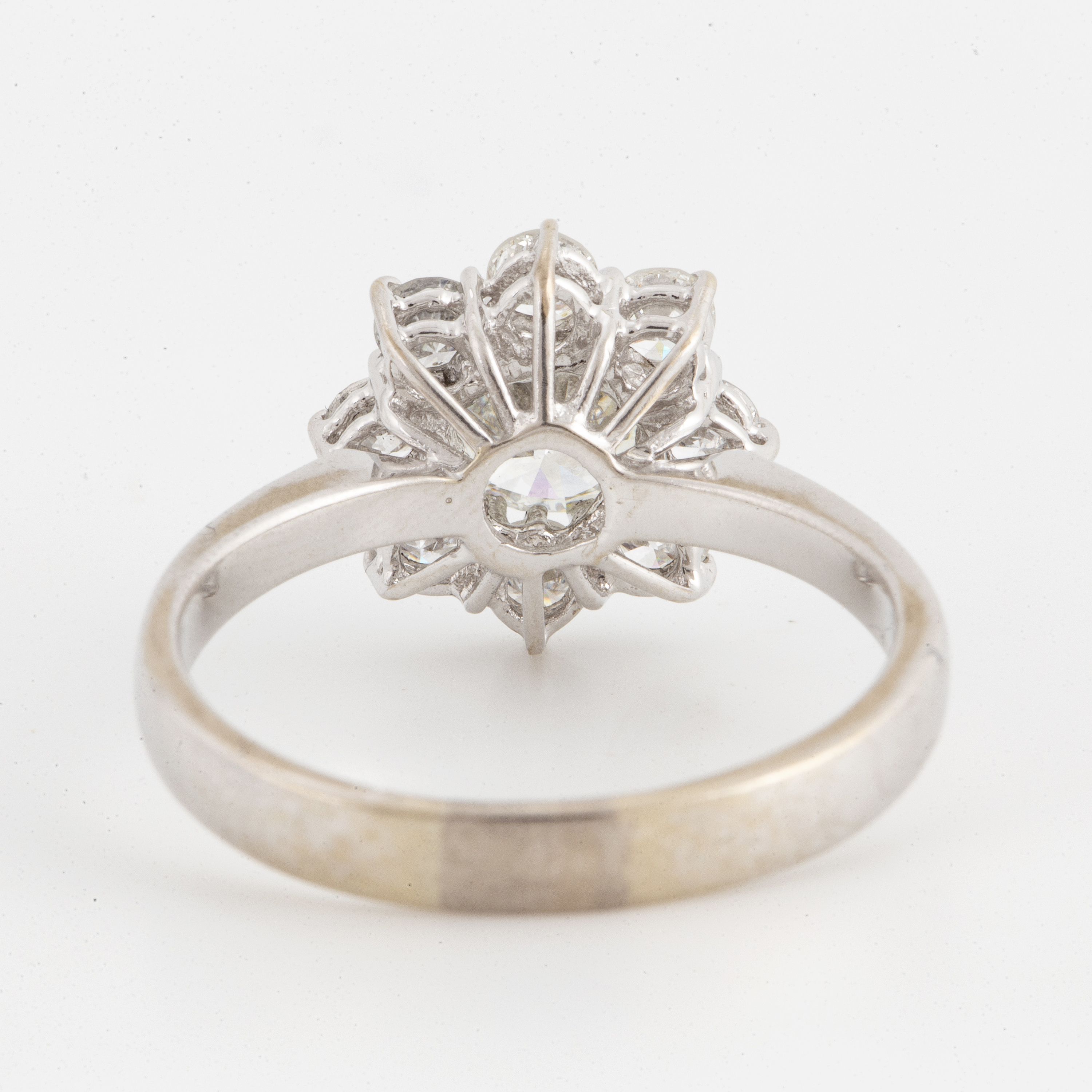 RING, 18K vitguld med runda briljantslipade diamanter. - Bukowskis