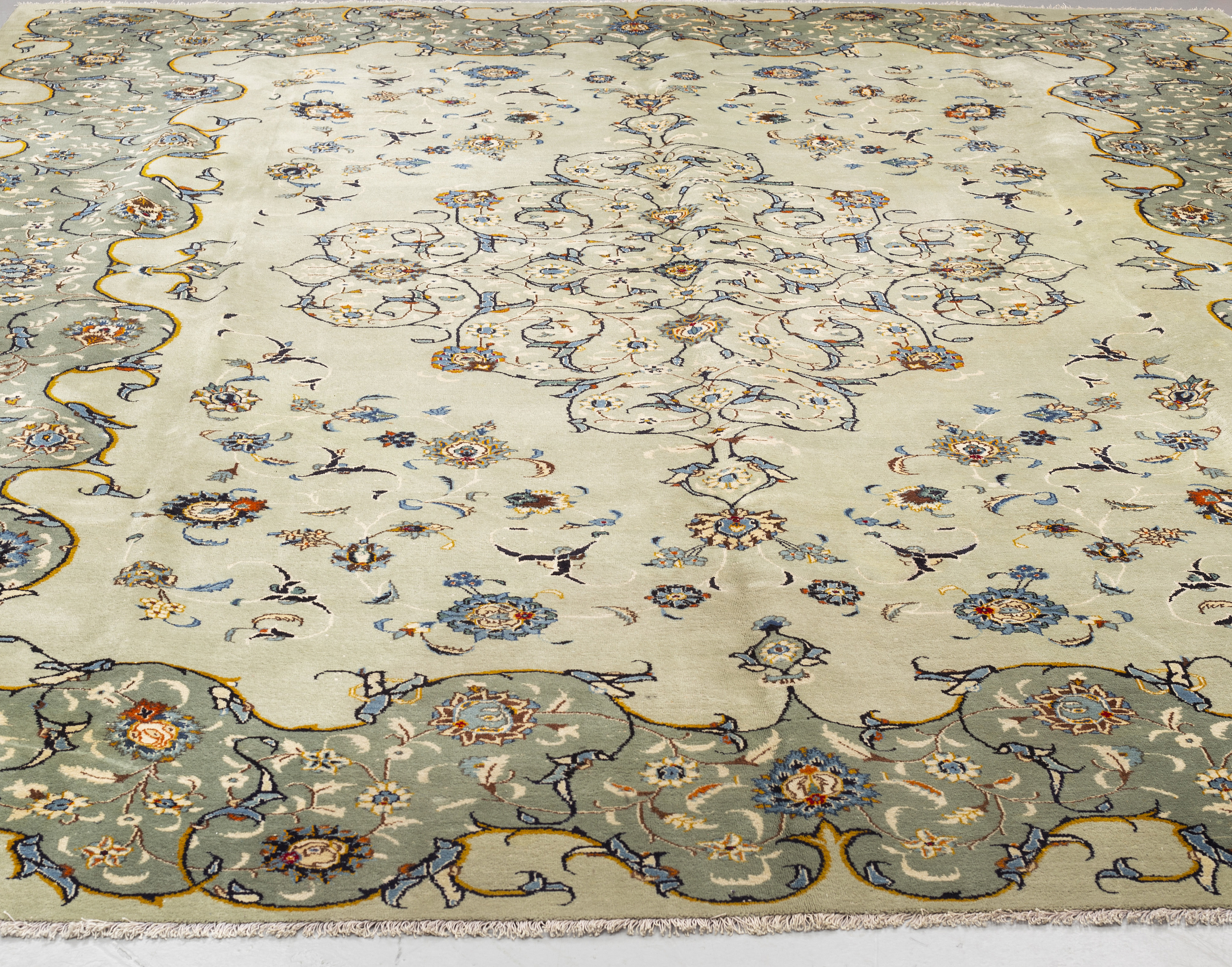 A CARPET, Kashan, ca 428 x 323 cm. - Bukowskis