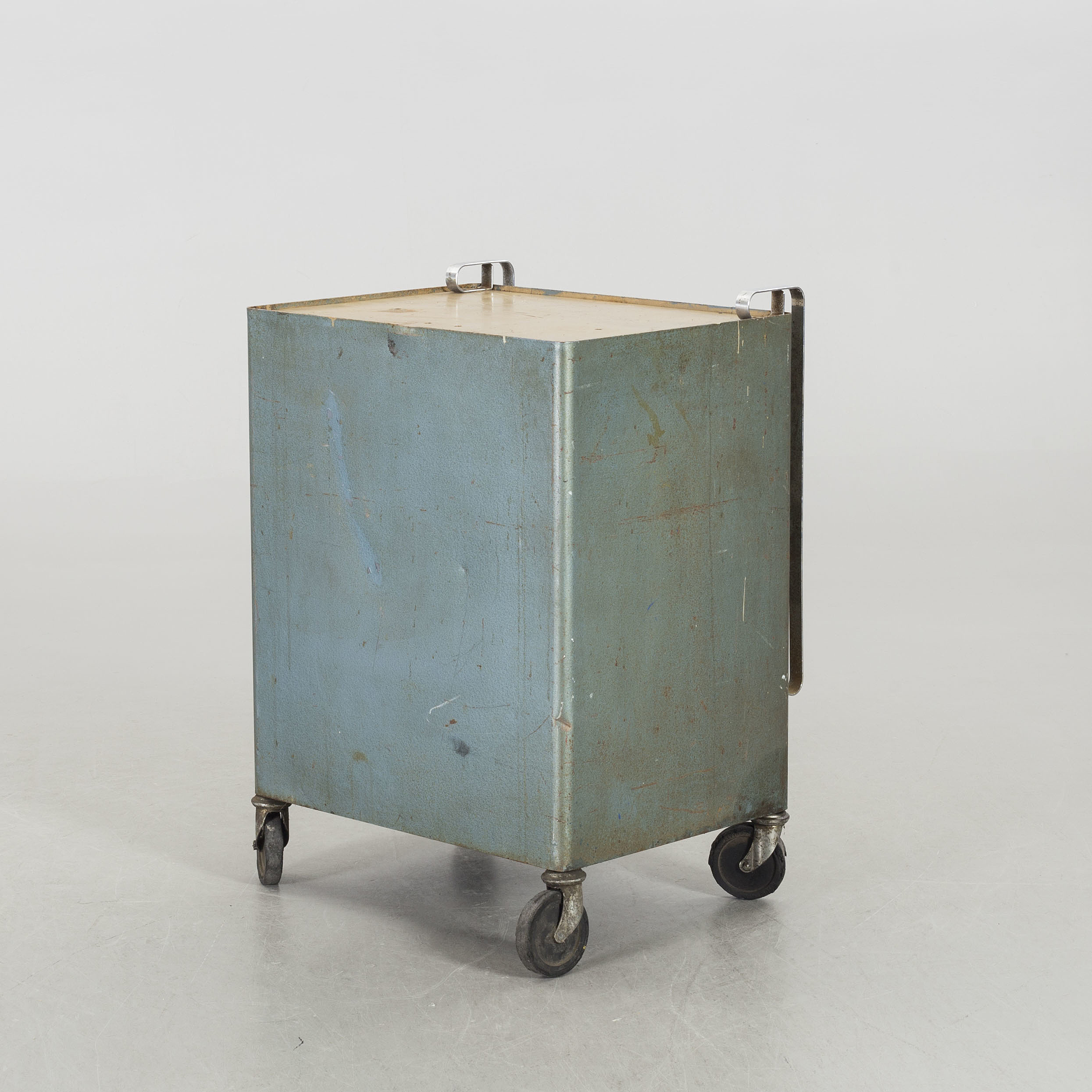 SKÅP, Sun service equipment, industridesign, 1900-tal. - Bukowskis