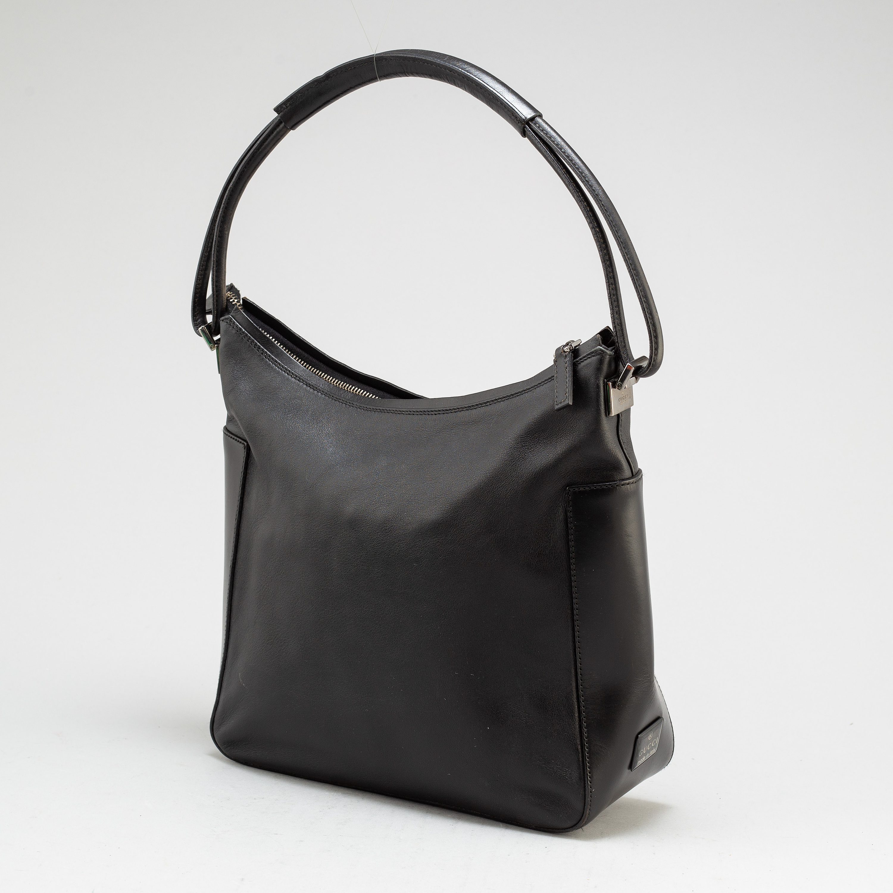 GUCCI, a black leather bag. - Bukowskis