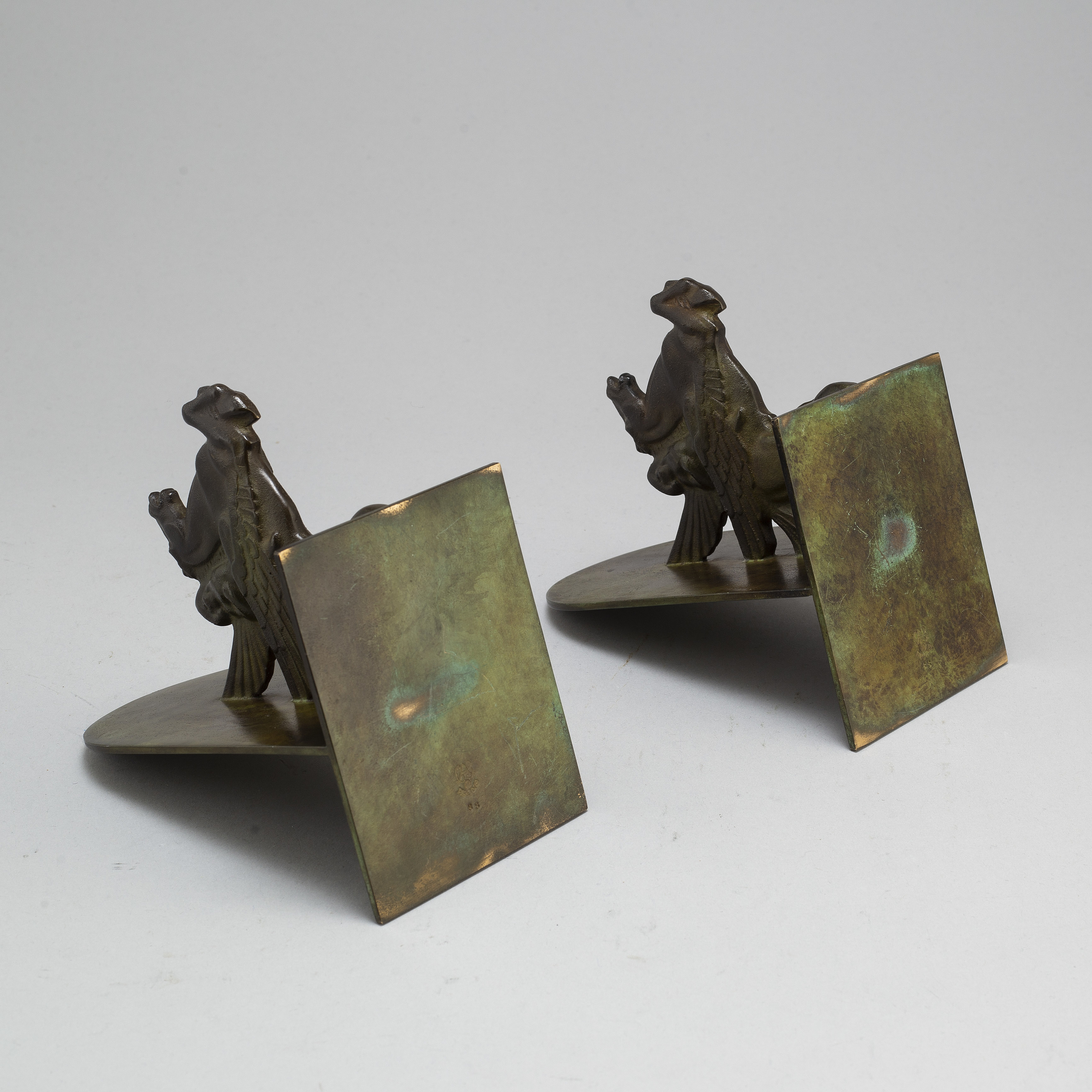 BOKSTÖD, ett par, patinerad brons, GAB Brons, 1930-tal. - Bukowskis