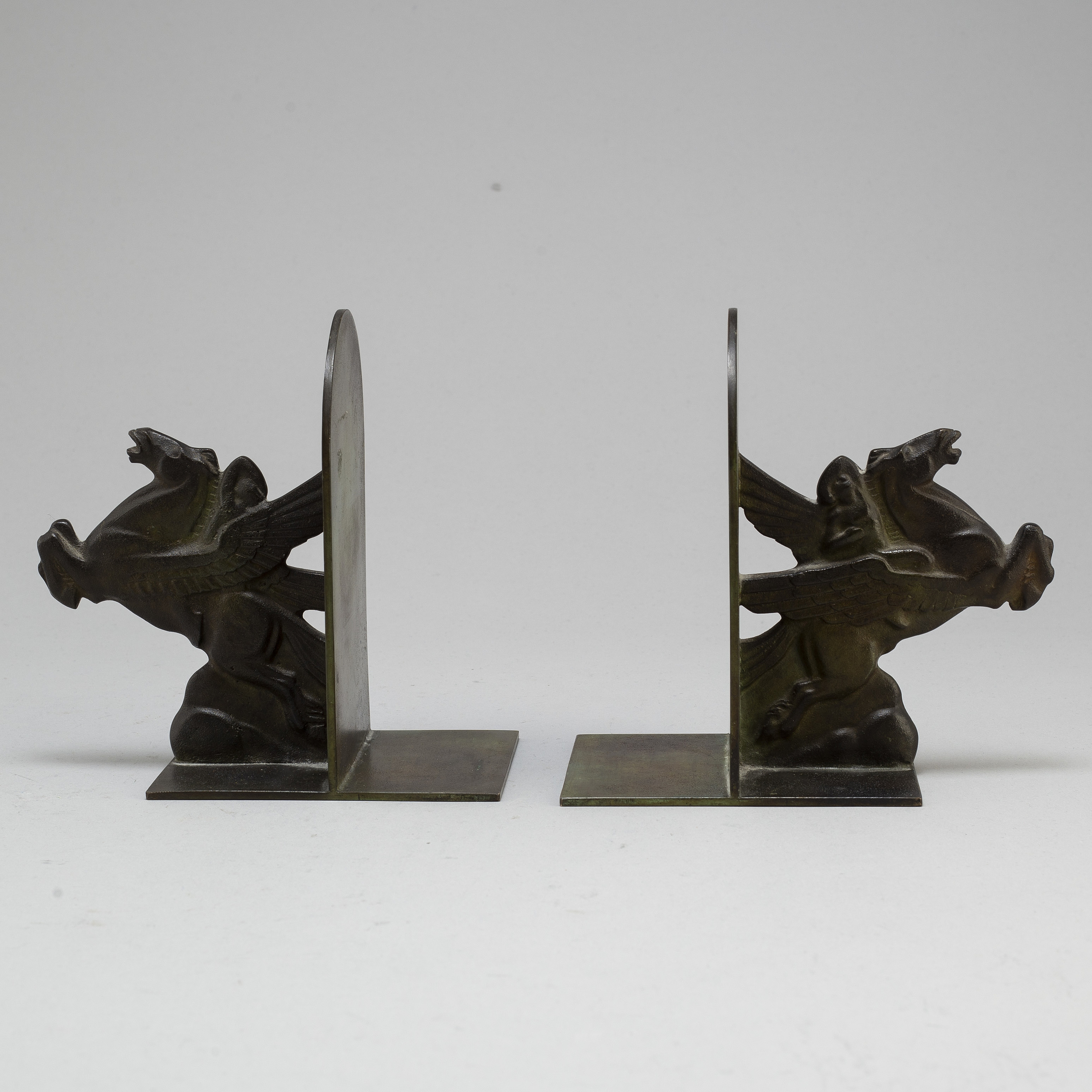 BOKSTÖD, ett par, patinerad brons, GAB Brons, 1930-tal. - Bukowskis