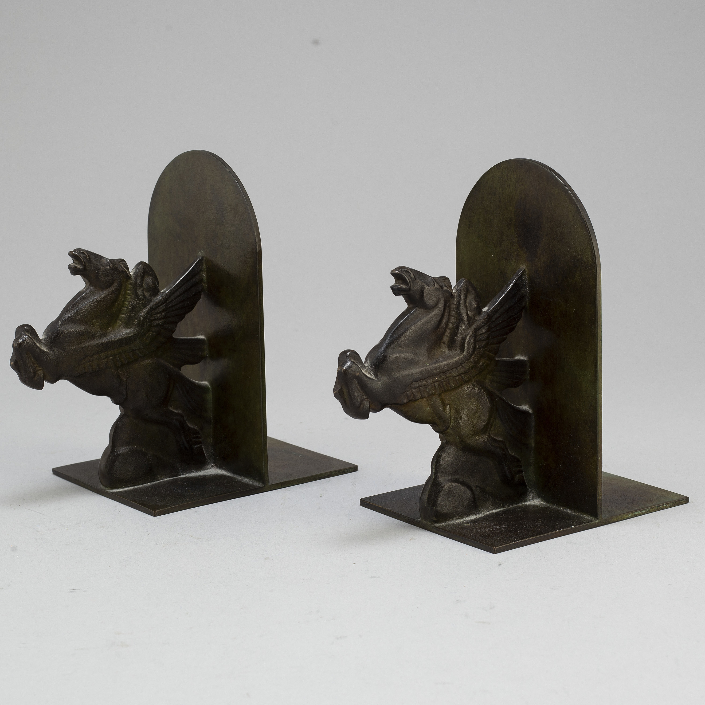 BOKSTÖD, ett par, patinerad brons, GAB Brons, 1930-tal. - Bukowskis