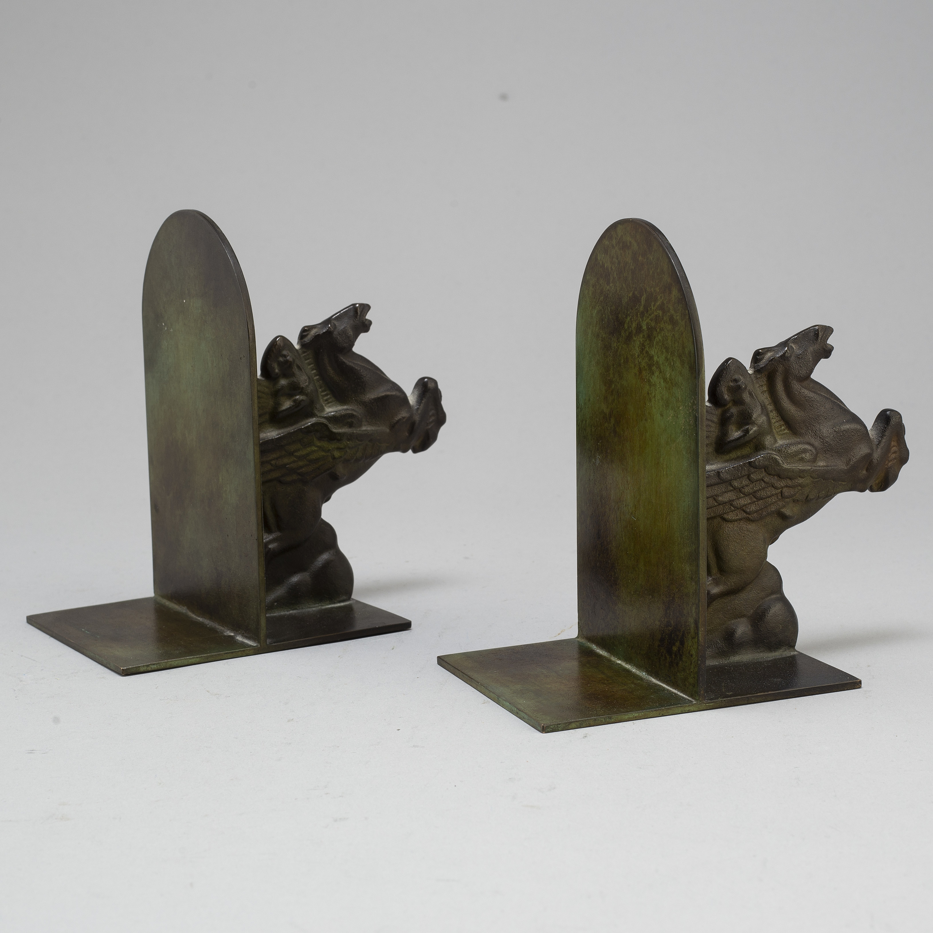 BOKSTÖD, ett par, patinerad brons, GAB Brons, 1930-tal. - Bukowskis