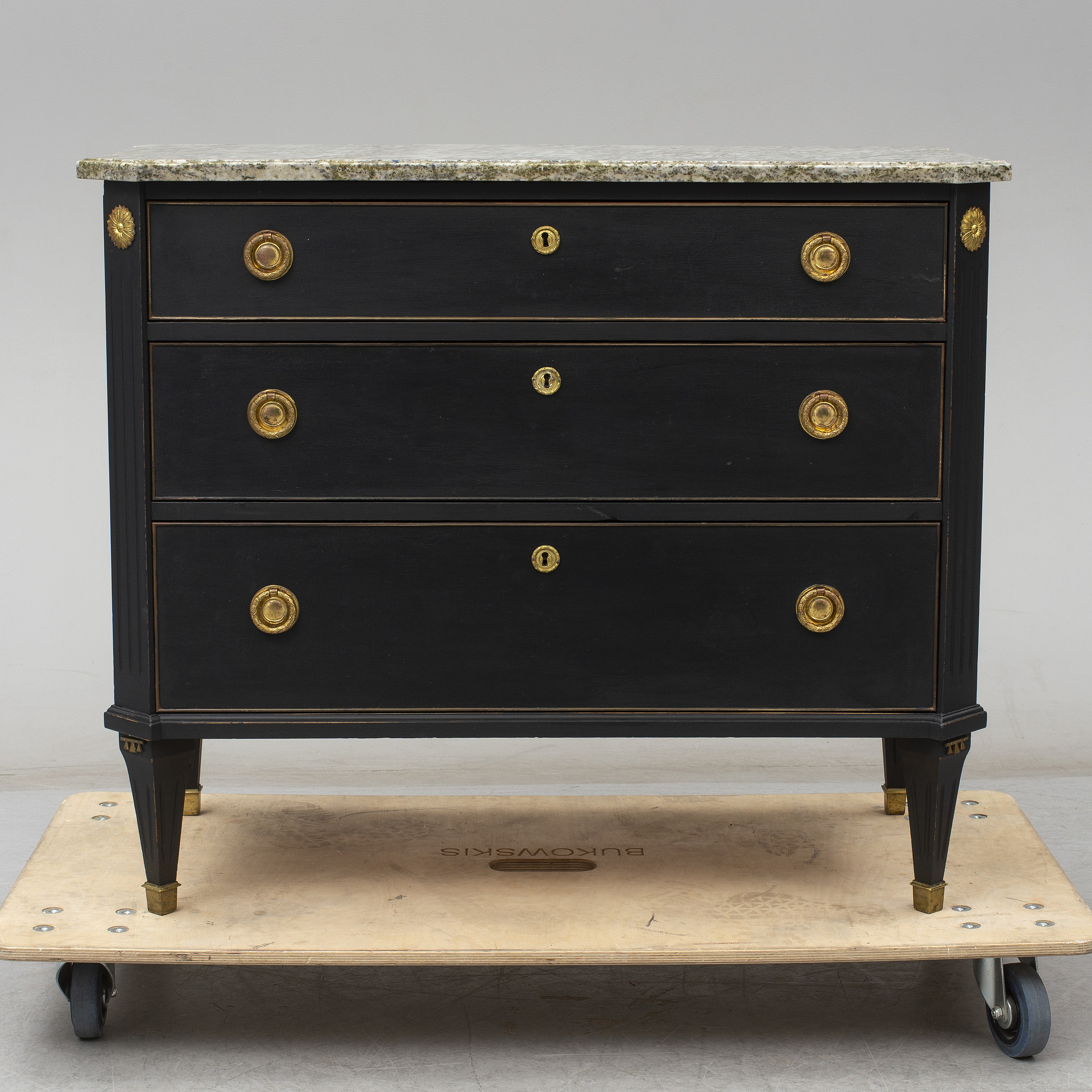 A 20th century Gustavian style chest of drawers. - Bukowskis
