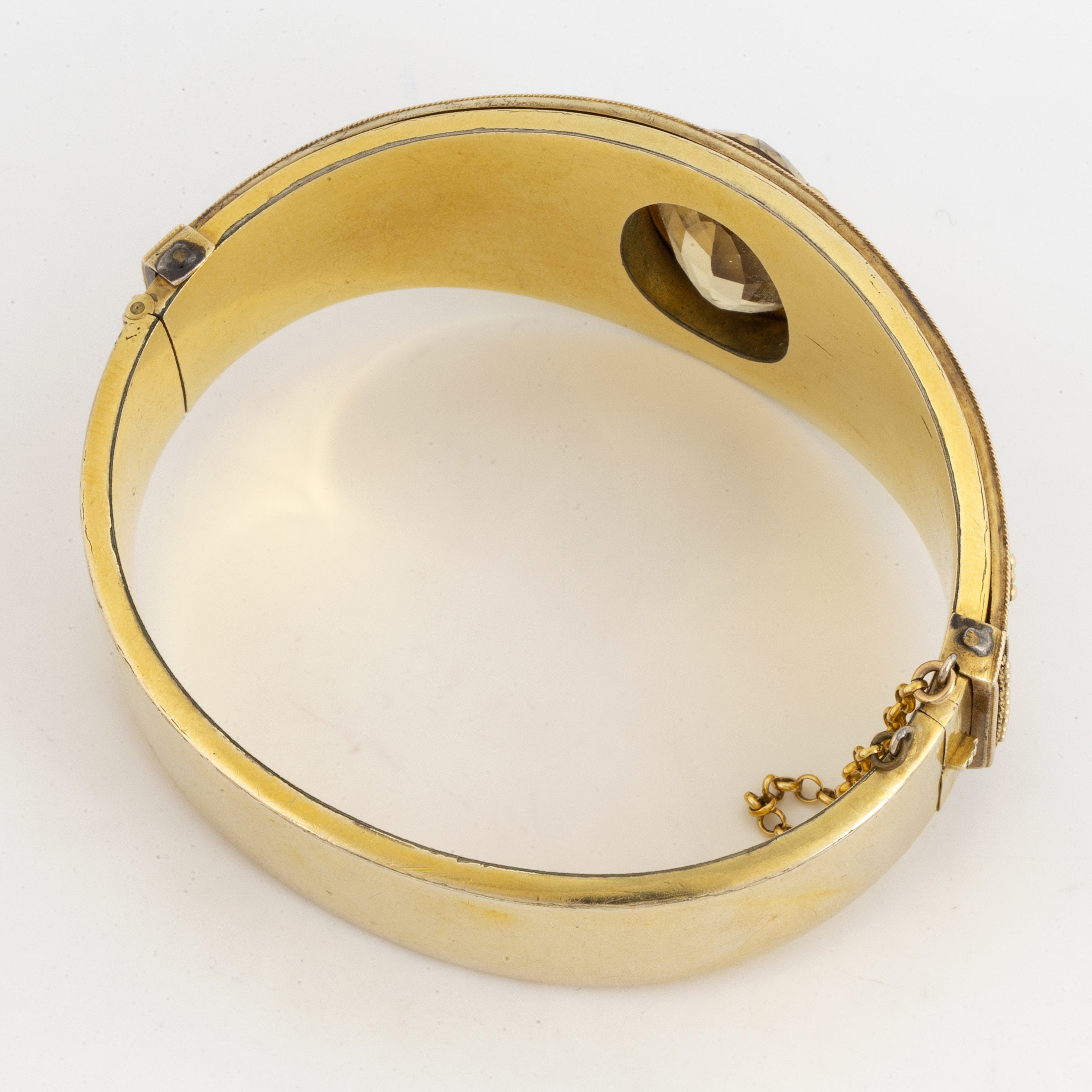 ARMRING 14K guld samt låghaltigt guld med oval fasettslipad citrin i P Hertz etui. - Bukowskis