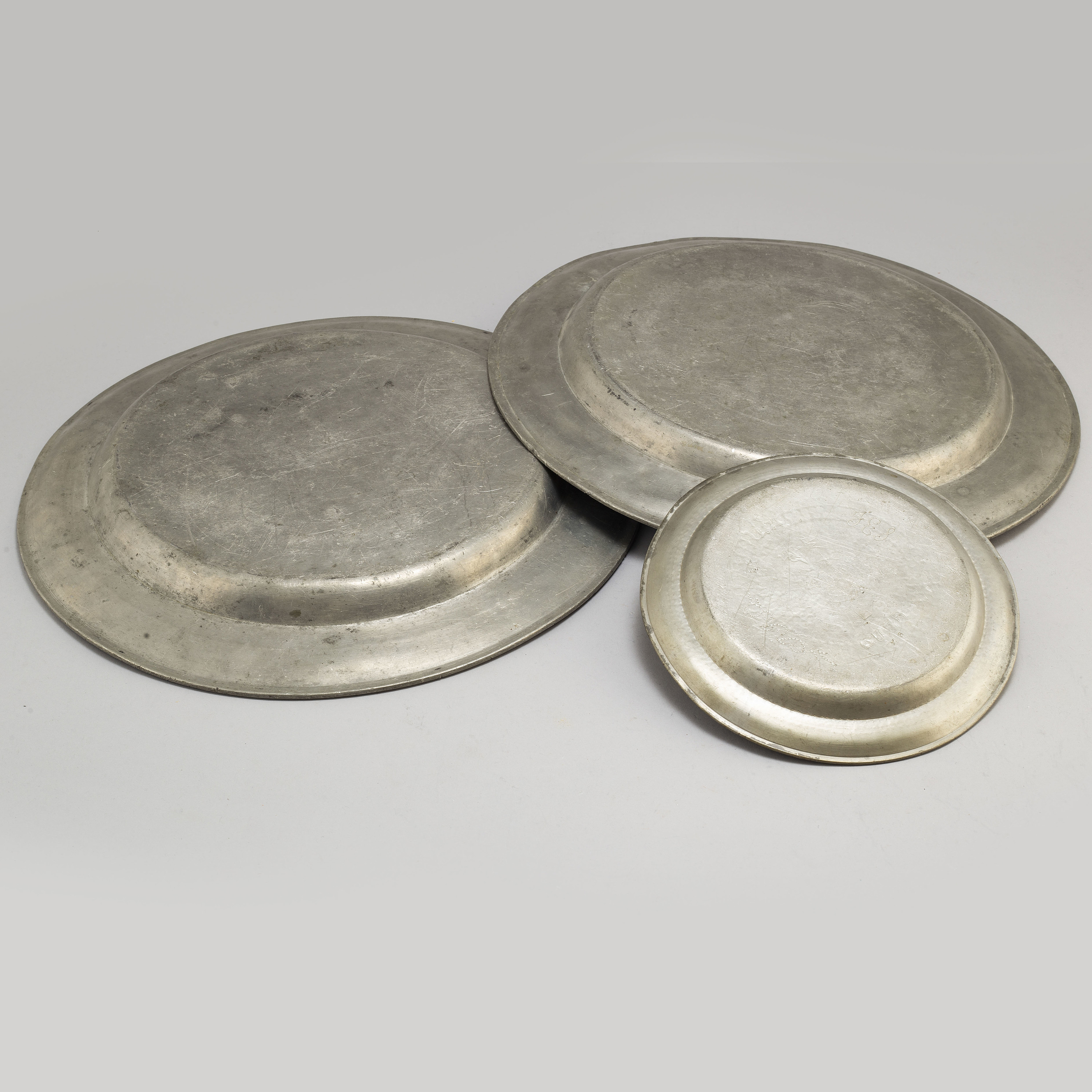 3 pewter dishes. One by Johan Erik Schult, Uppsala (1775-1820). - Bukowskis