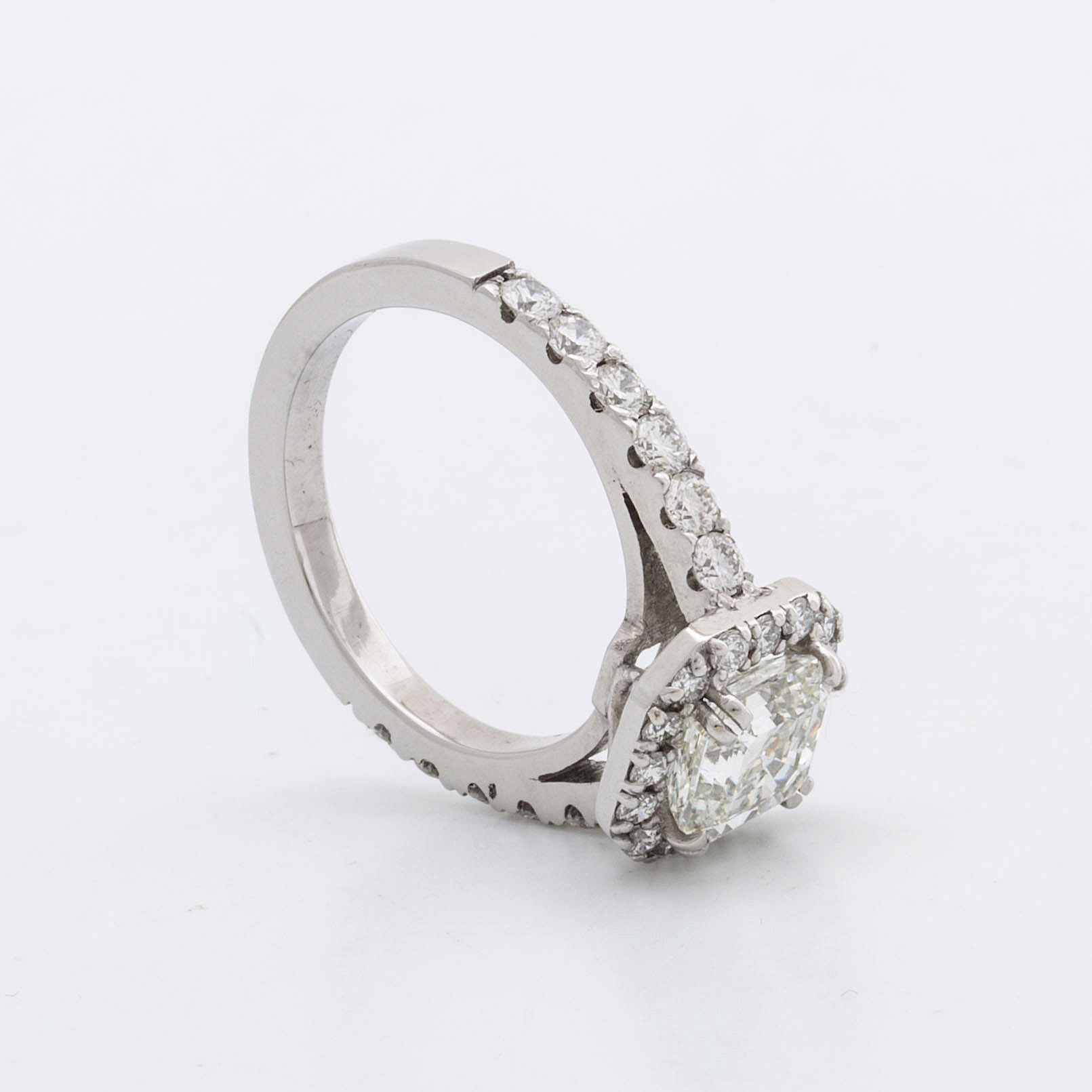RING 18K vitguld m 1 smaragdslipad diamant 2.05 ct ca I-J VVS samt ...