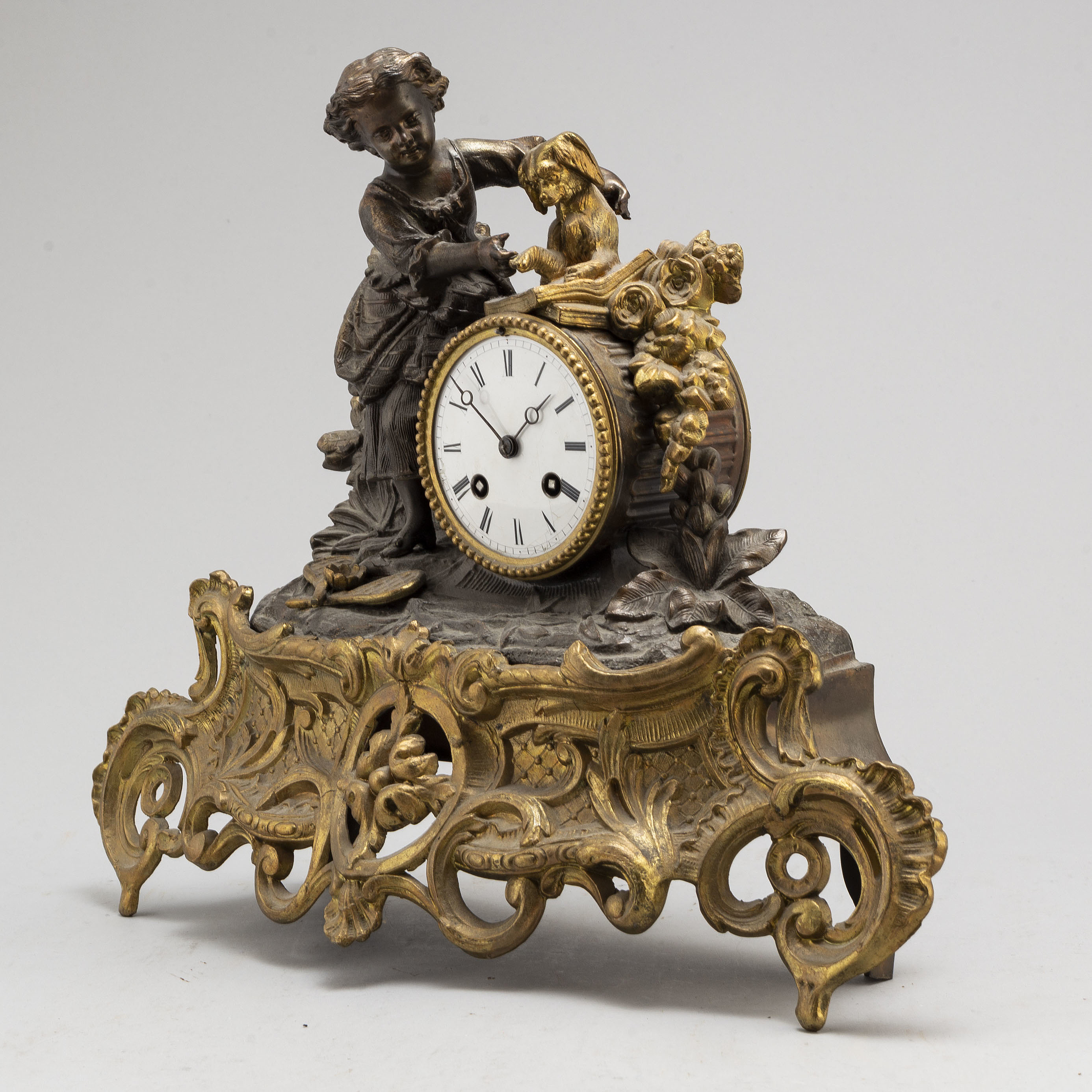 A rococo style mantle clock. - Bukowskis