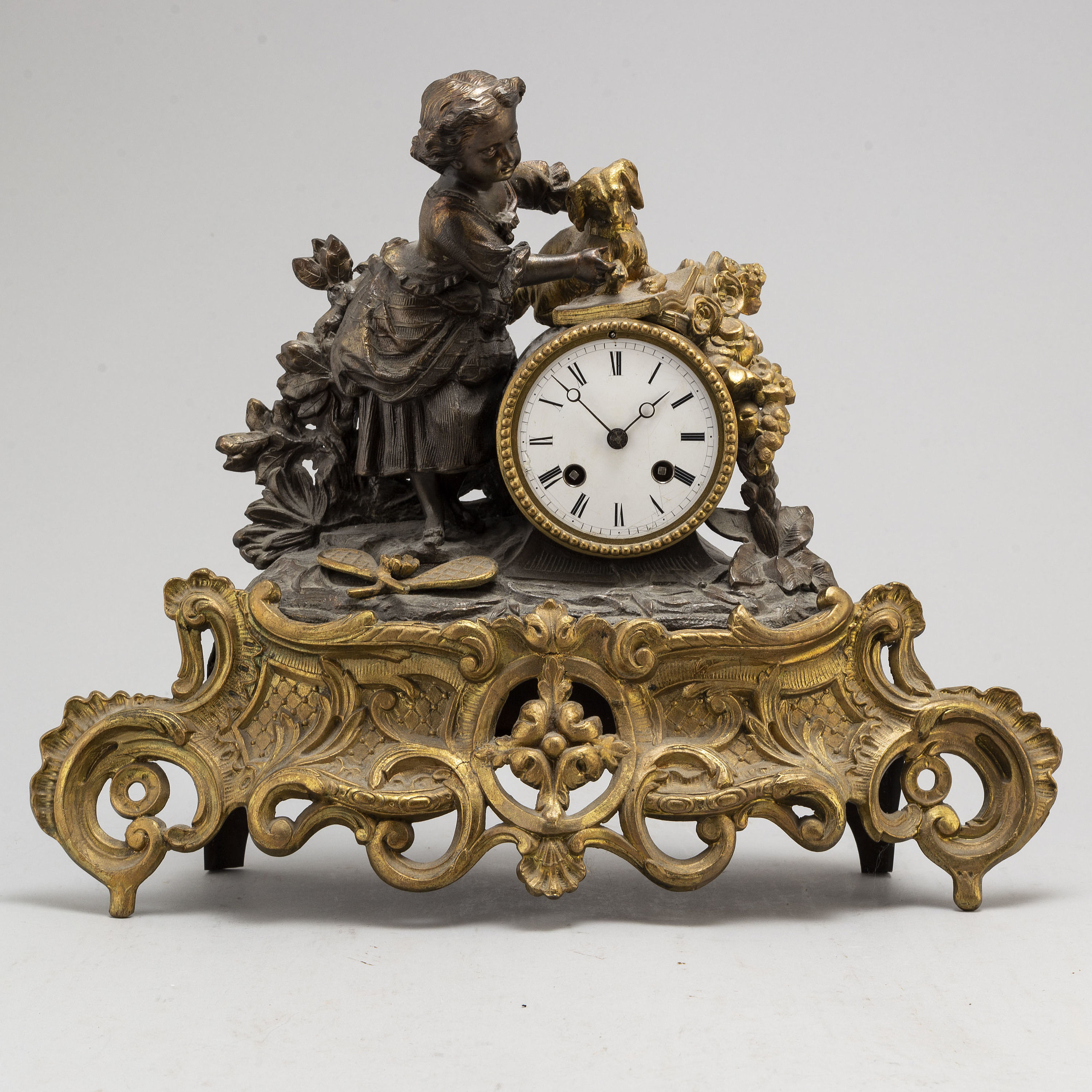 A rococo style mantle clock. - Bukowskis