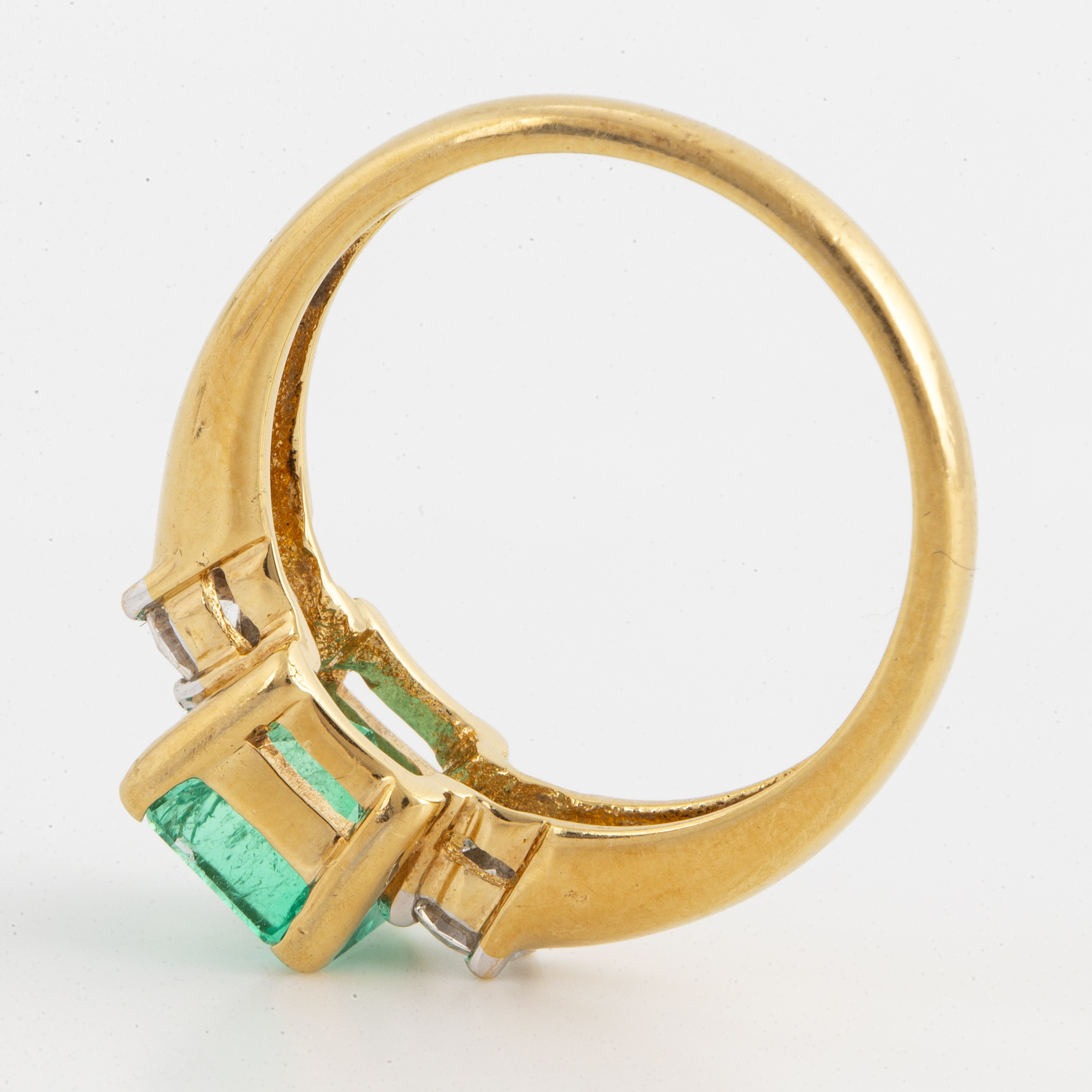 Ring 18K guld med en fasettslipad smaragd. - Bukowskis