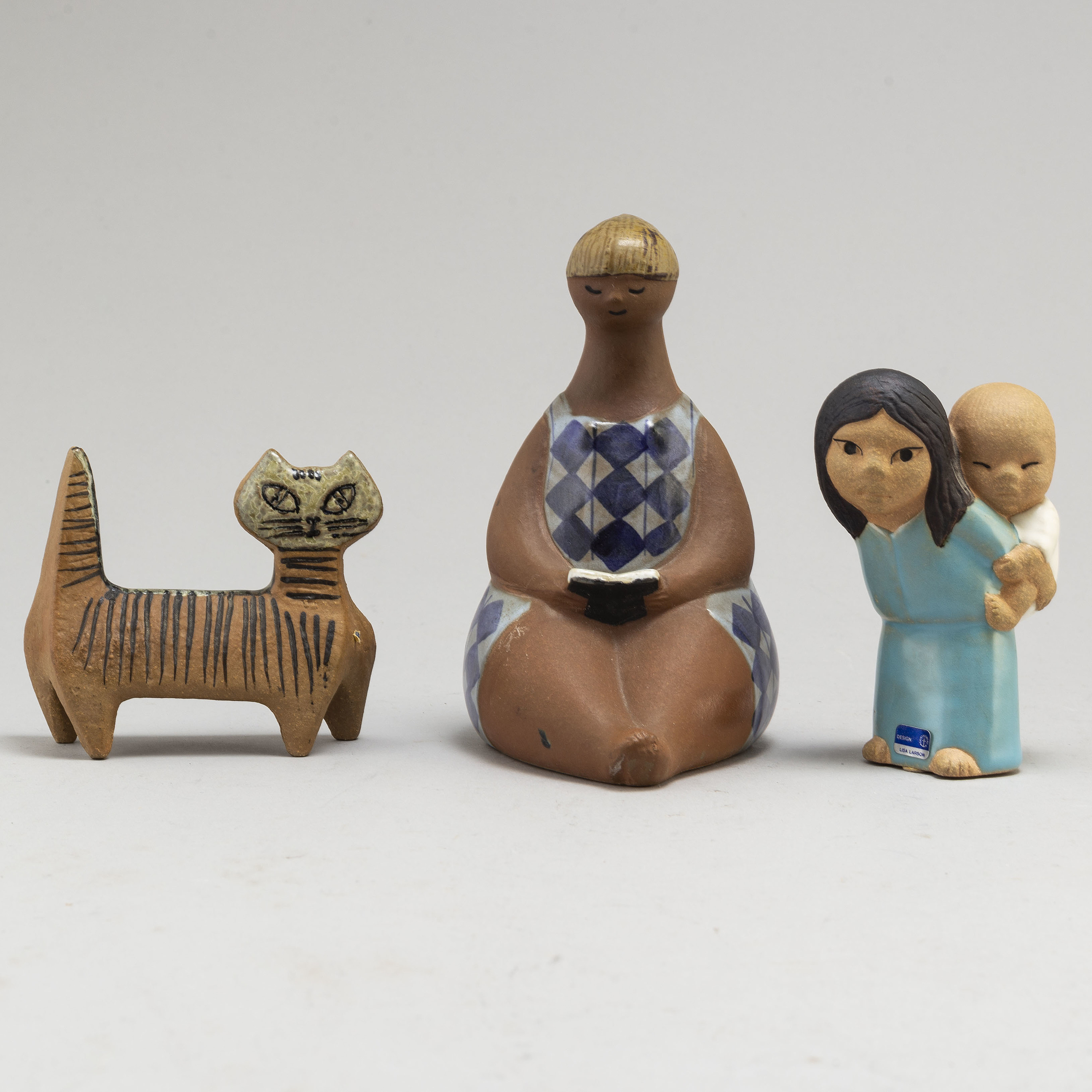 LISA LARSON, figuriner, 3 stycken, stengods, Gustavsberg. - Bukowskis