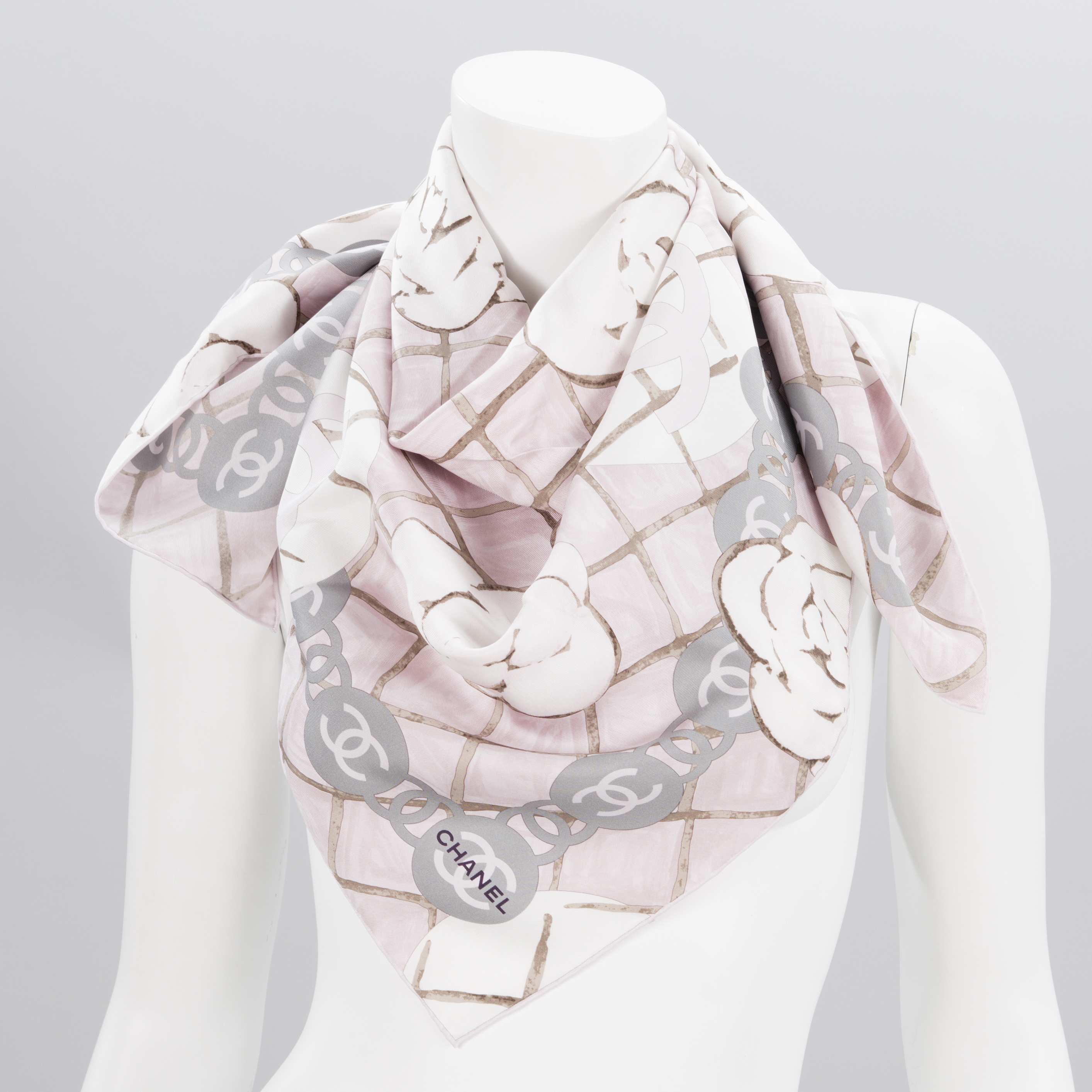 CHANEL, SIDENSCARFAR, 2 st. - Bukowskis