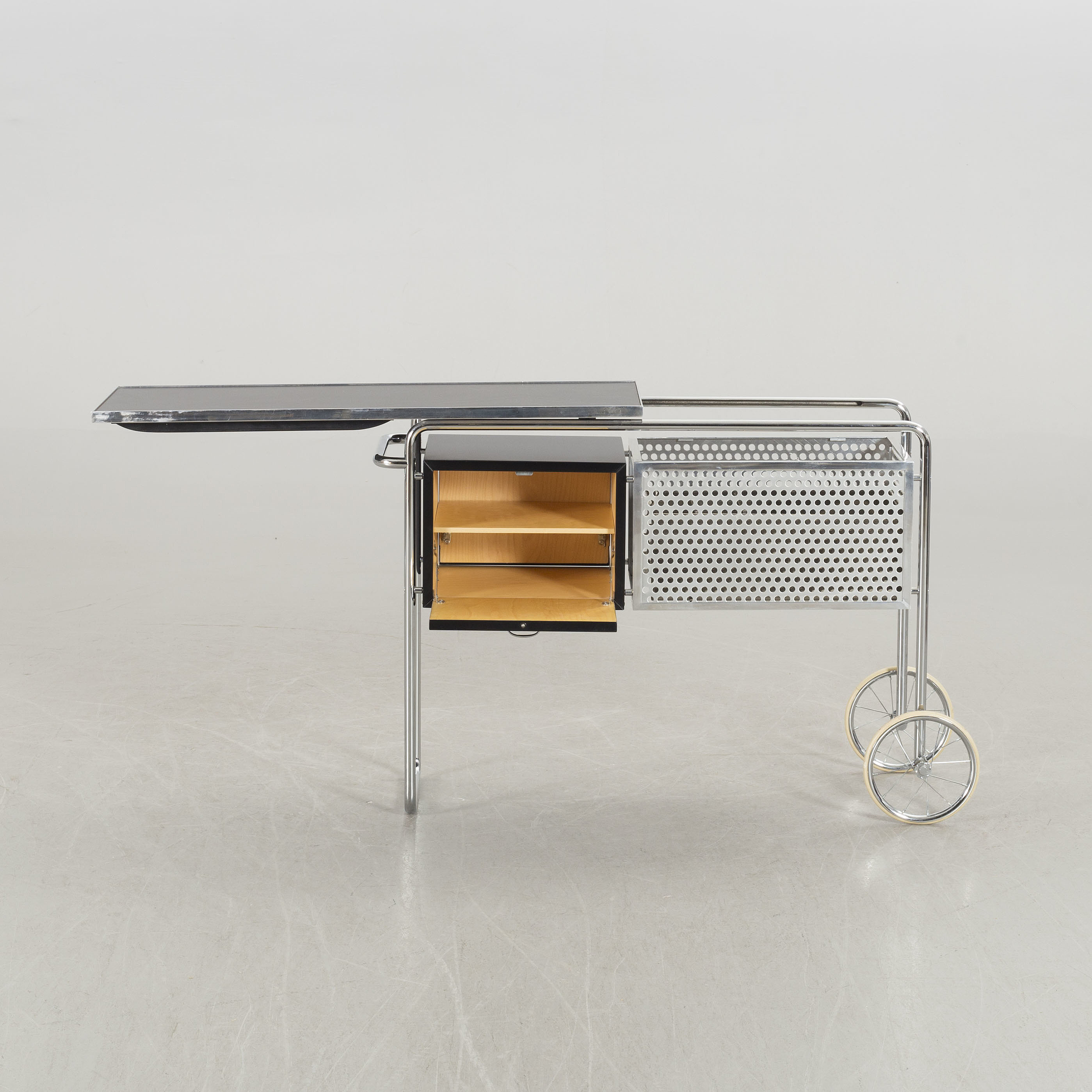 ALFRED ROTH - COCKTALVAGN / BARVAGN, formgiven 1932/34. Frammställd ca ...