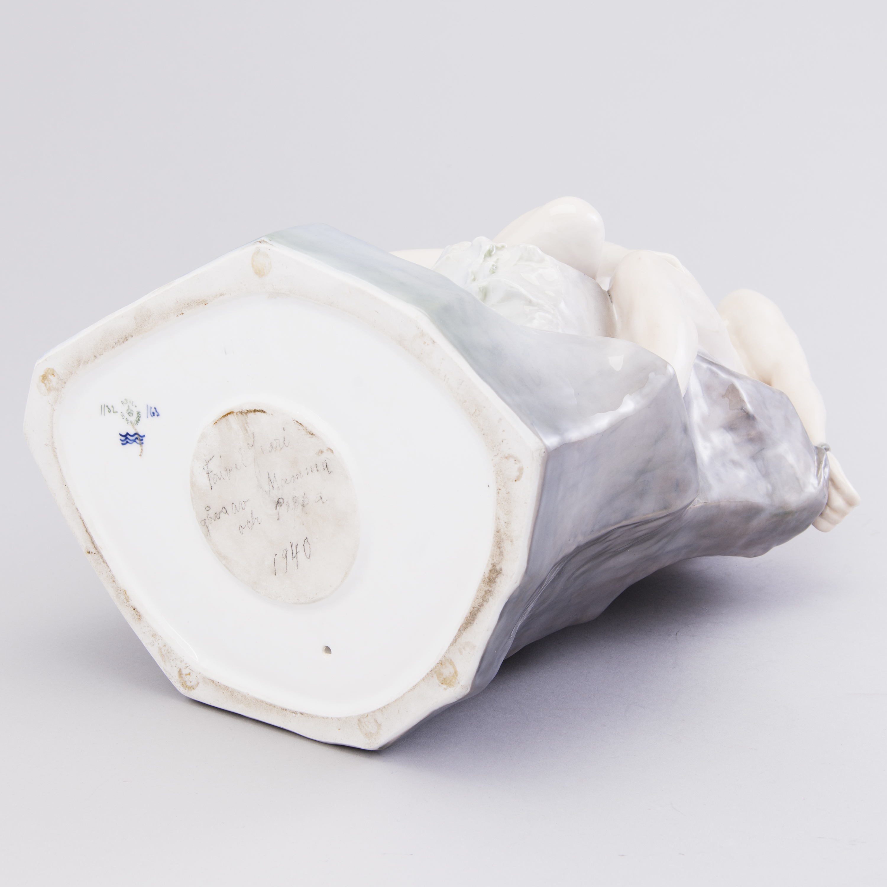 FIGURIN, porslin, Theodor Lundberg, Royal Copenhagen, - Bukowskis