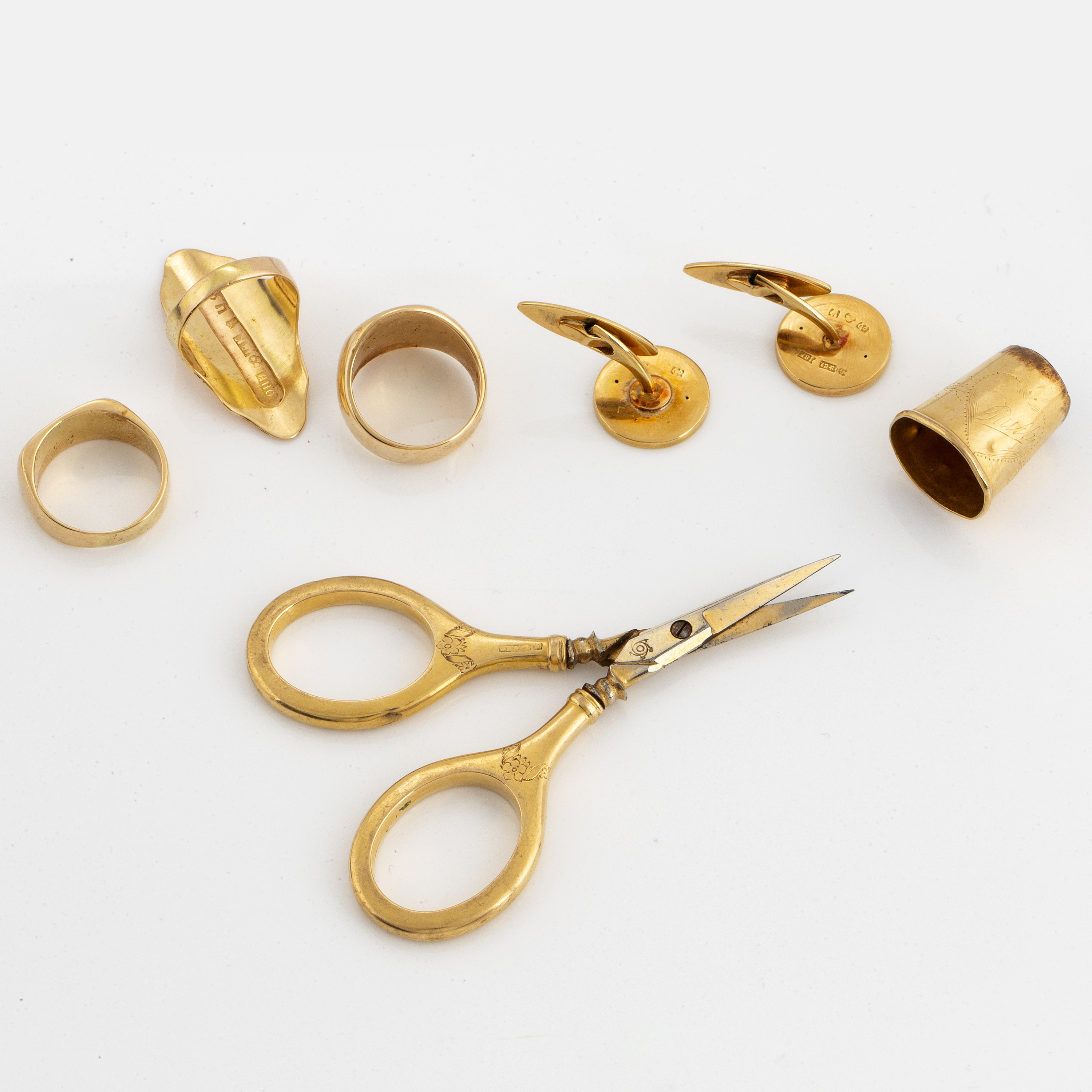 RINGAR 3 st, MANSCHETTKNAPPAR, SAX och FINGERBORG, 18K guld. - Bukowskis