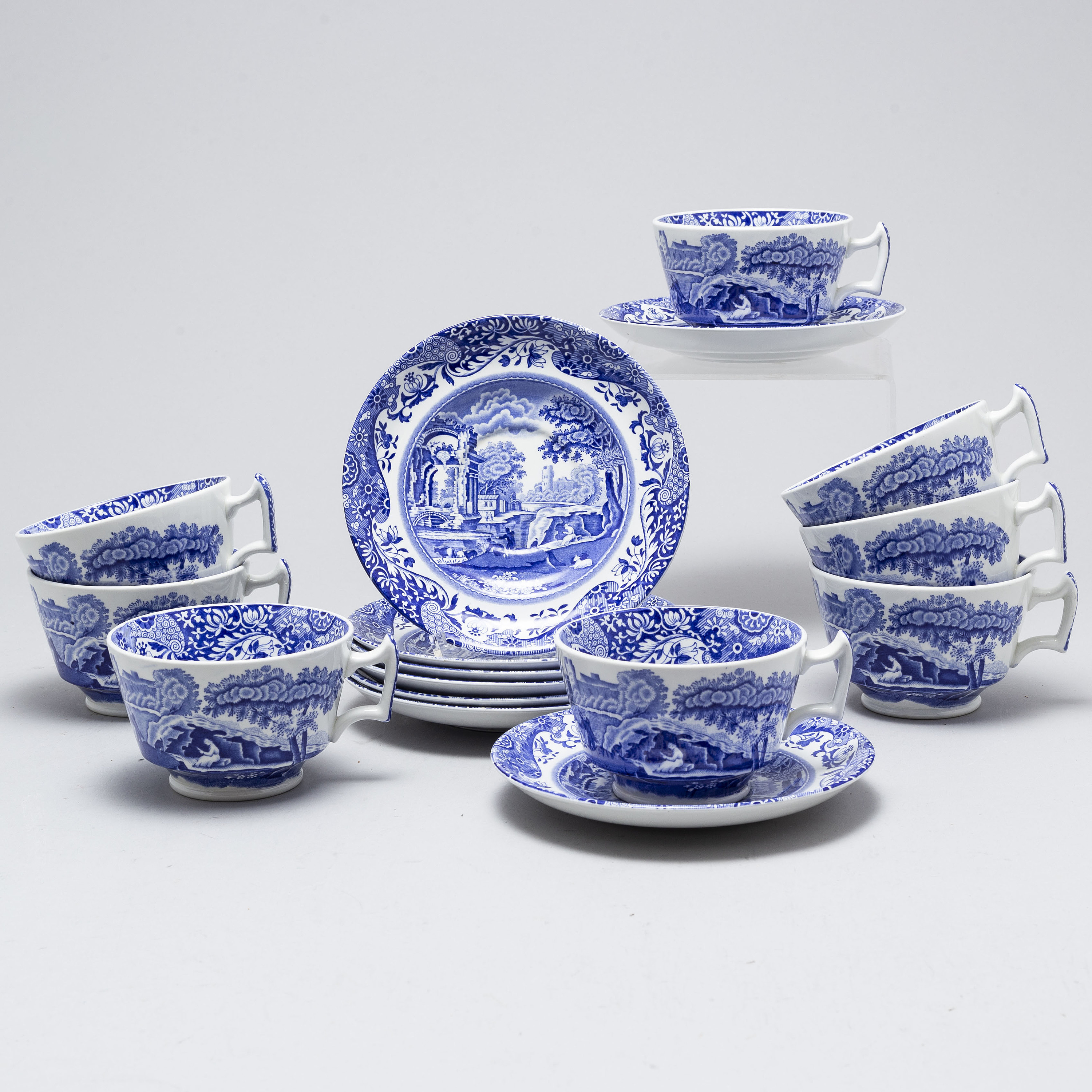 Eight 'Spode's Italian' tea cups and saucers, England. - Bukowskis