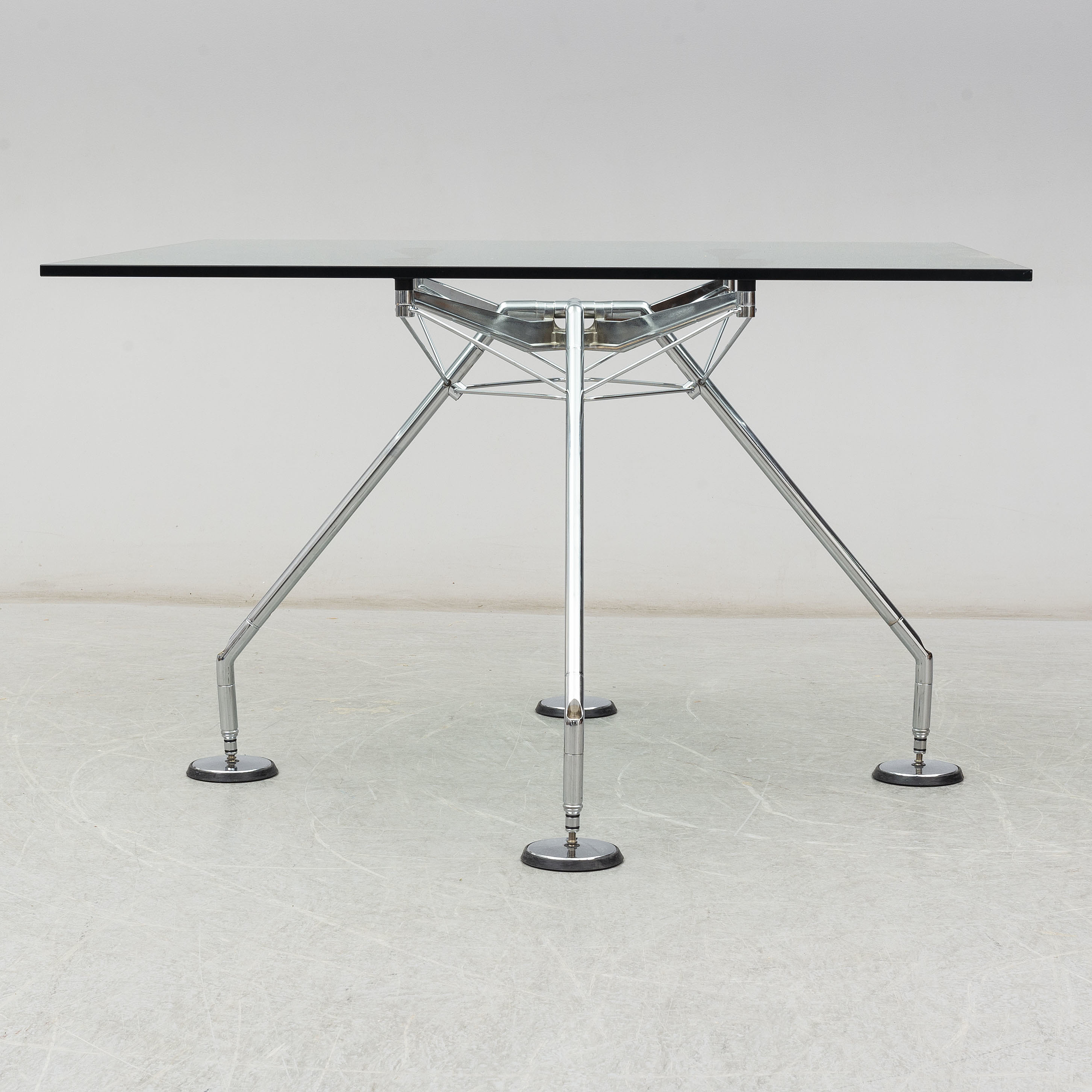 NORMAN FOSTER, a 'Nomos system' glass table. - Bukowskis