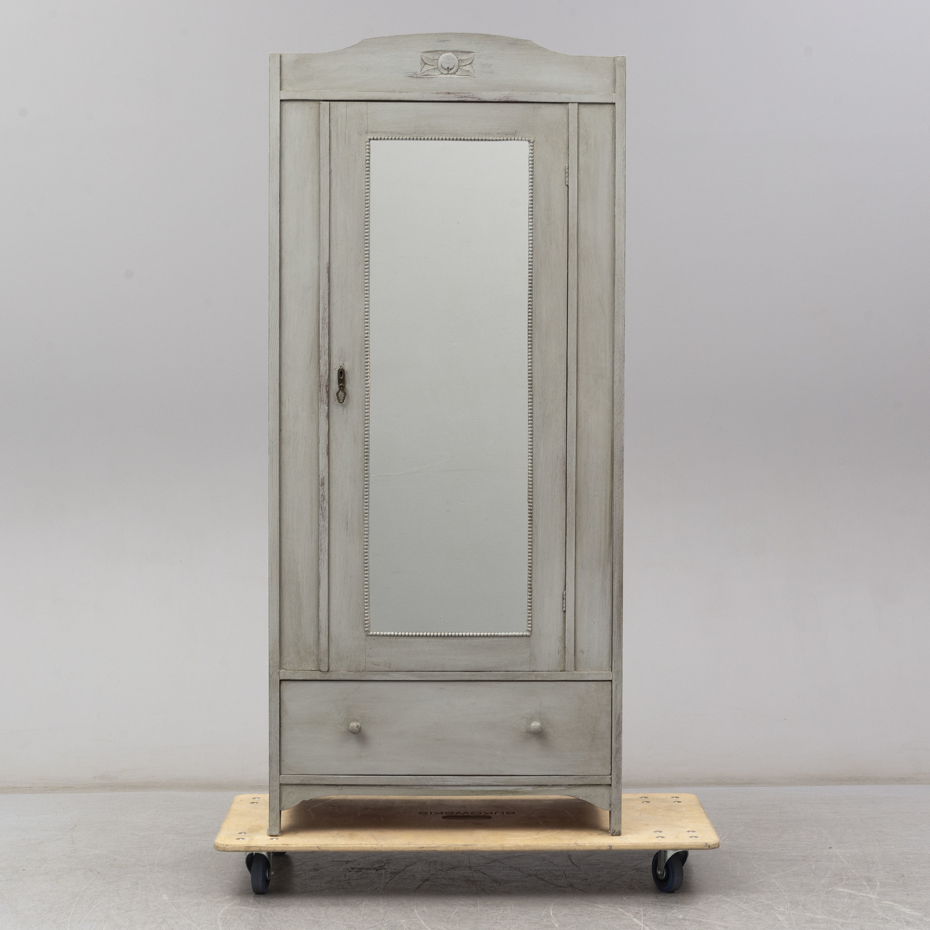 An early 20th century painted cuboard. - Bukowskis