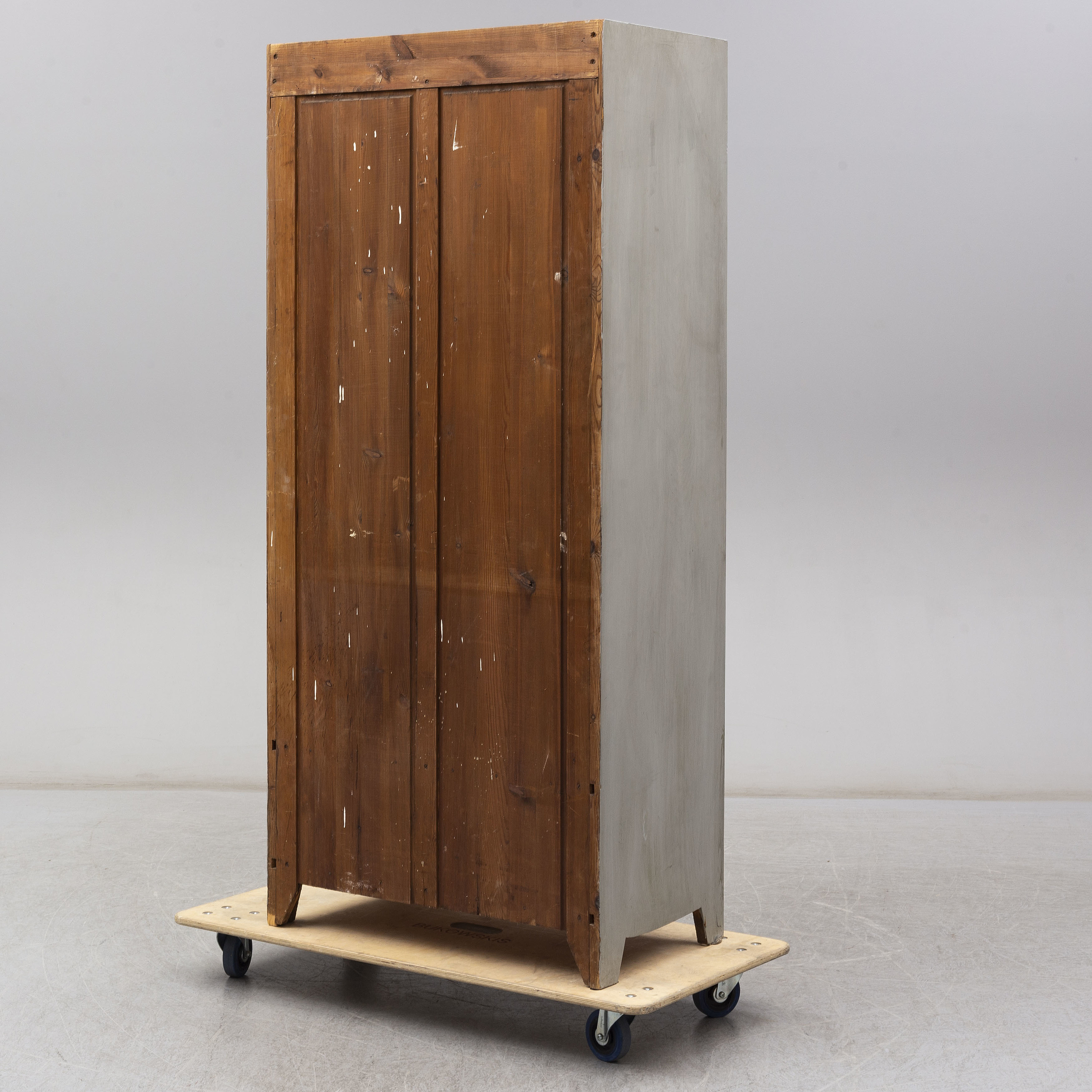 An early 20th century painted cuboard. - Bukowskis