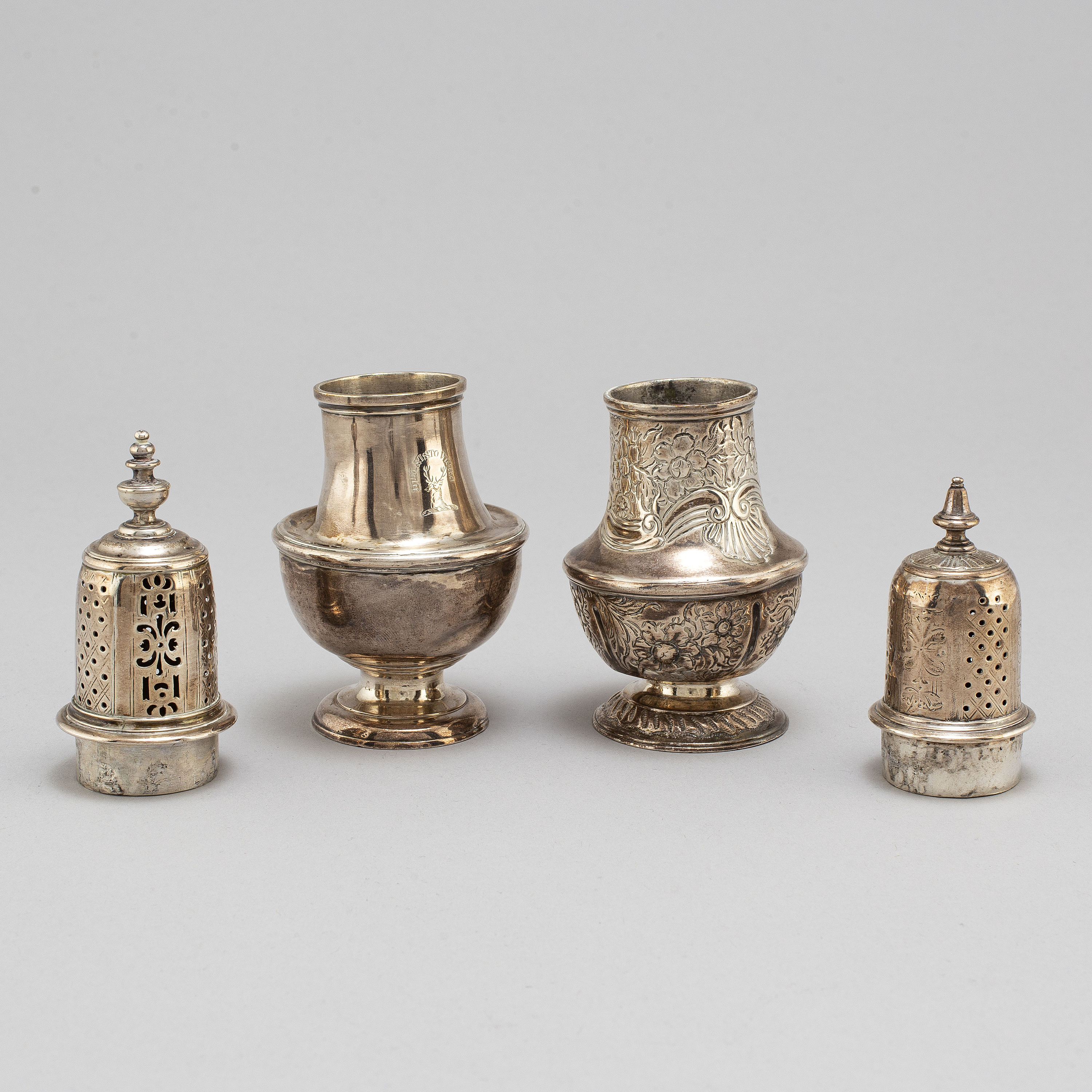 1+1 silver shakers, one by George Campar, London 1751. - Bukowskis