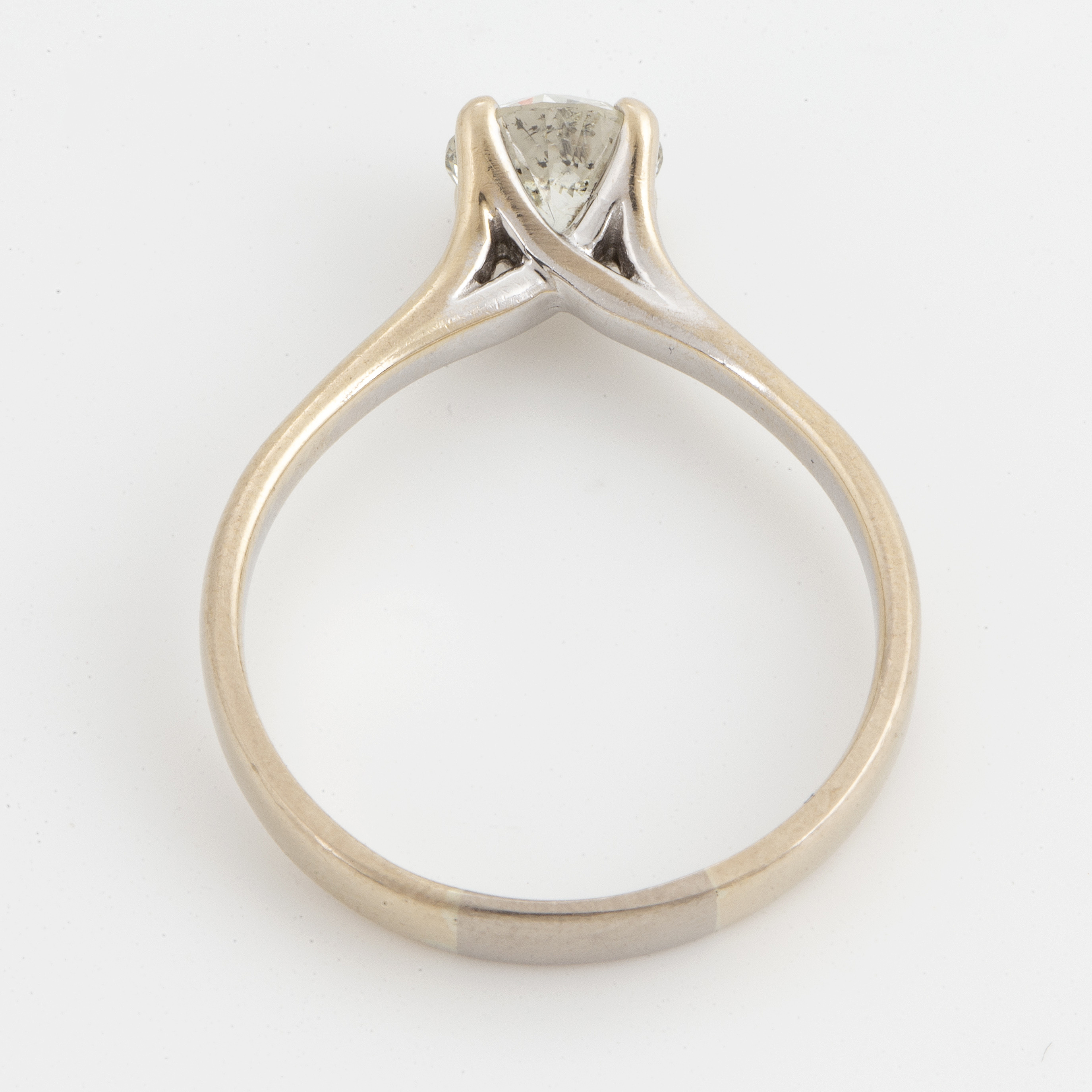 Ring 18K vitguld med en briljantslipad diamant. - Bukowskis