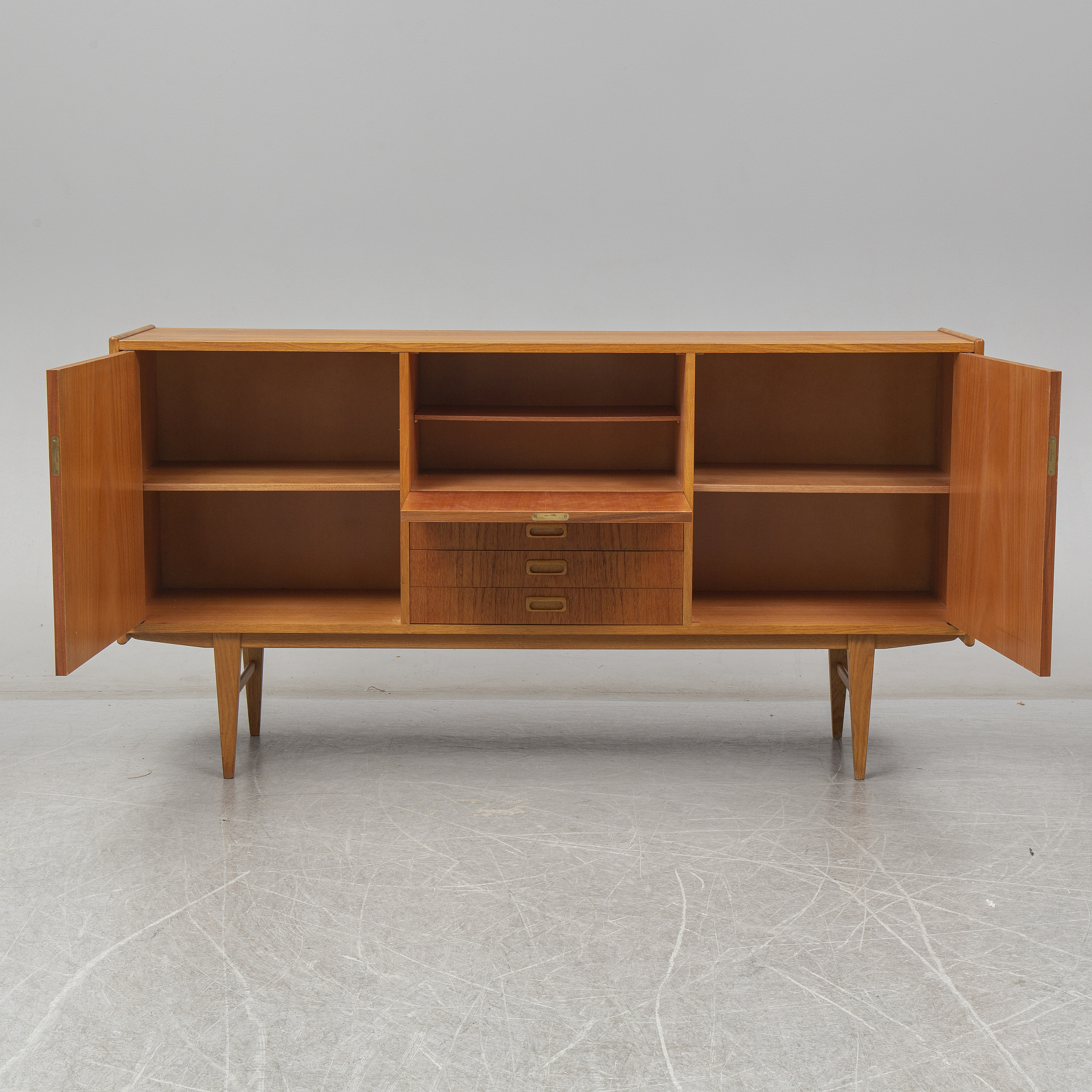 A 1950s/1960s teak veneered sideboard. - Bukowskis
