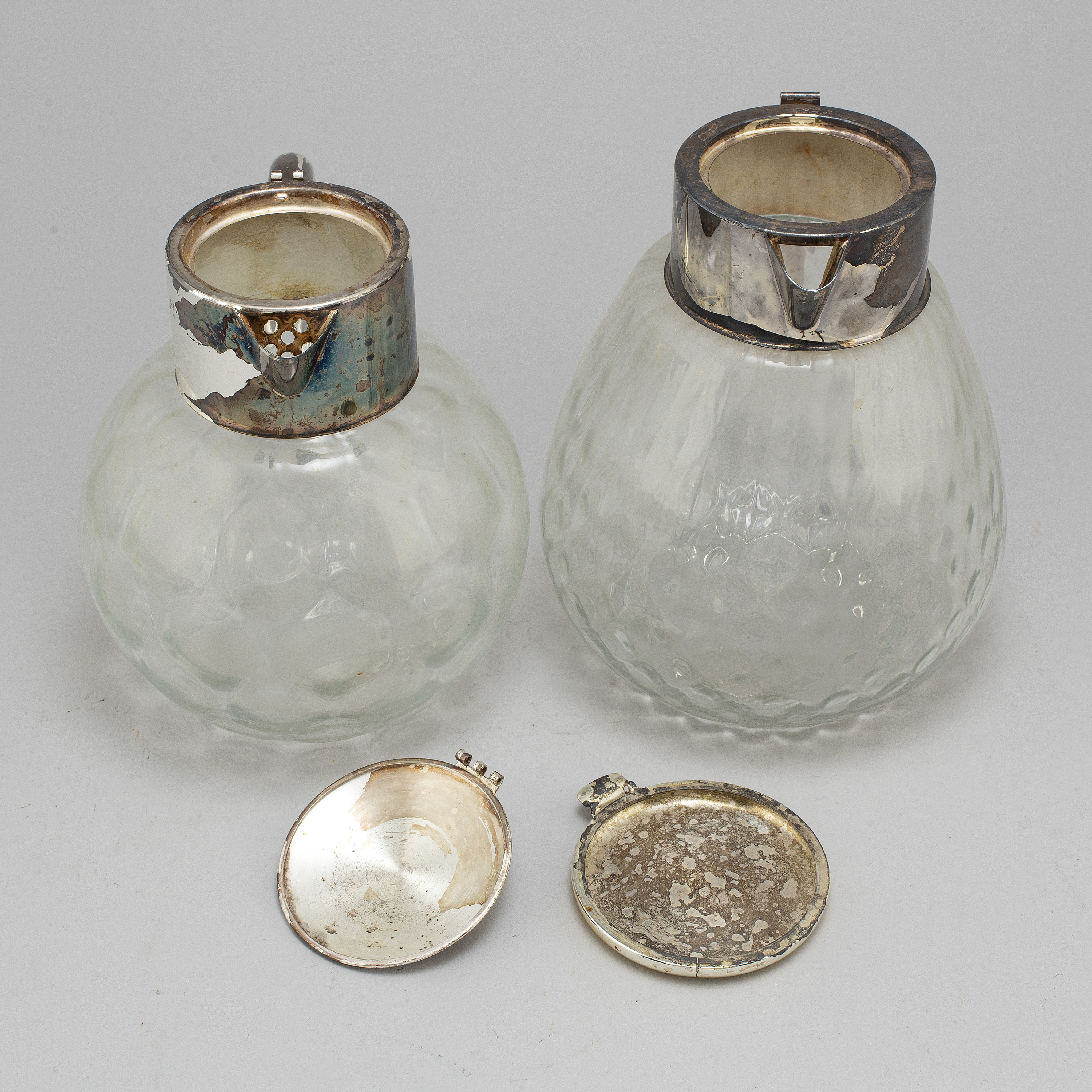 KANNOR, 2 st, glas och vitmetall, 1900-talets andra hälft, inköpt på ... KANNOR, 2 st, glas och vitmetall, 1900-talets andra hälft, inköpt på ...