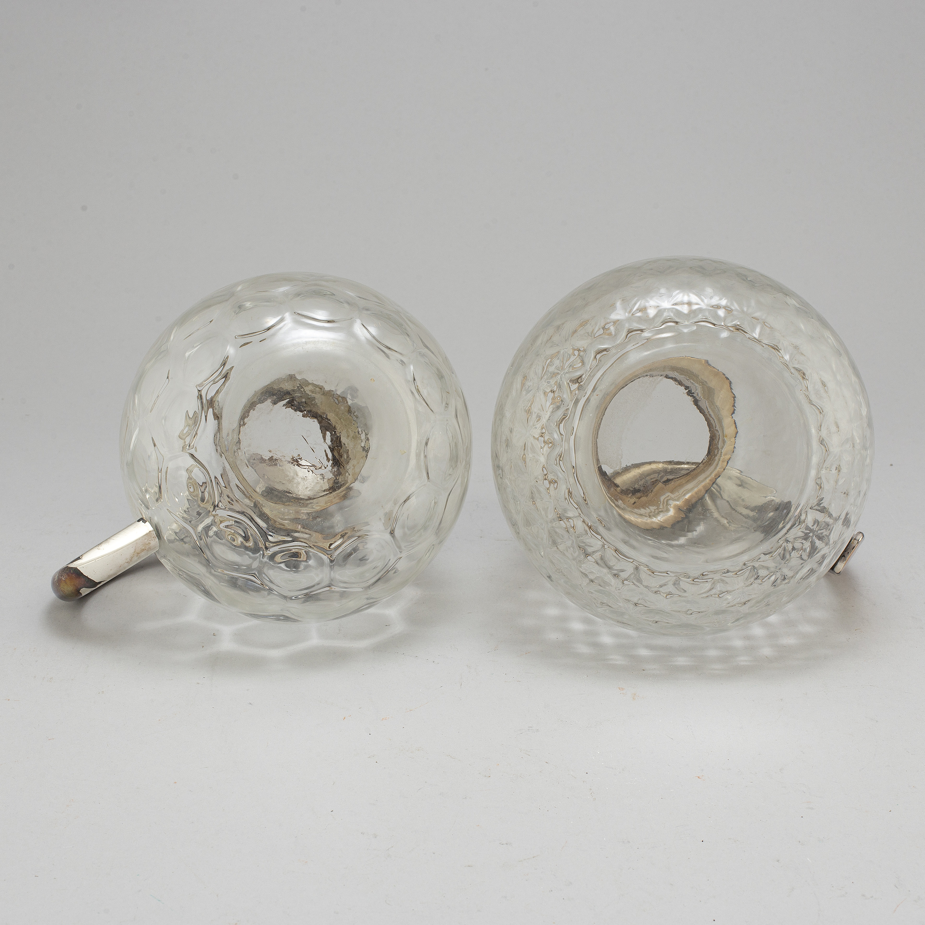 KANNOR, 2 st, glas och vitmetall, 1900-talets andra hälft, inköpt på ... KANNOR, 2 st, glas och vitmetall, 1900-talets andra hälft, inköpt på ...