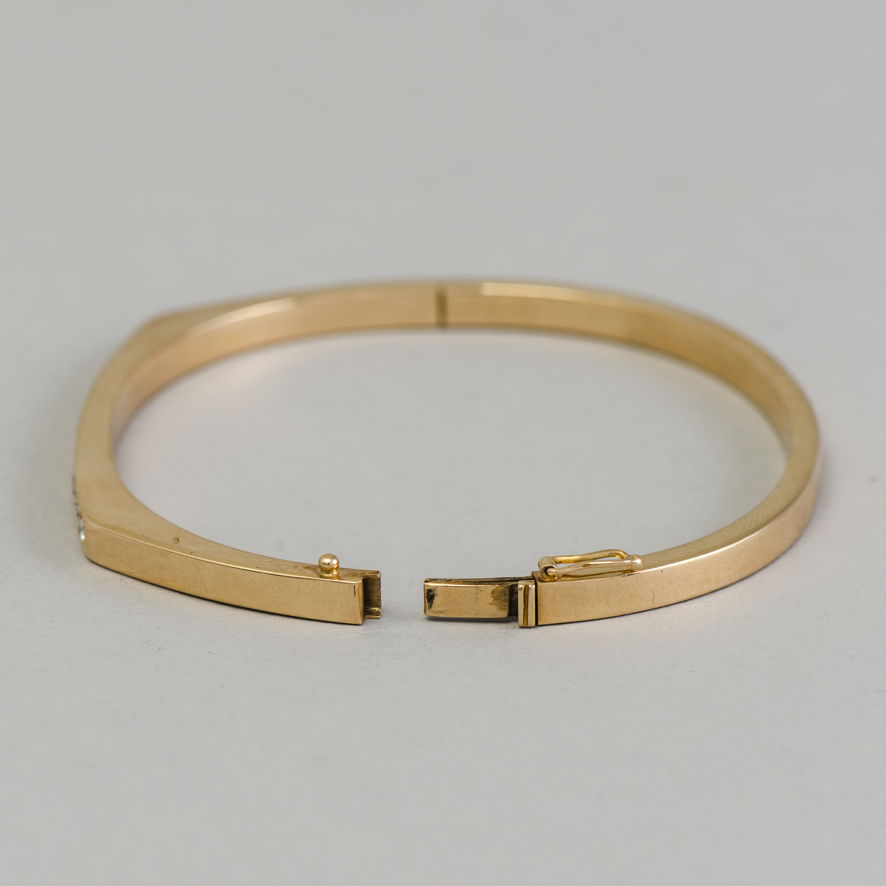 ARMRING 14k guld med 17 små briljantslipade diamanter. - Bukowskis