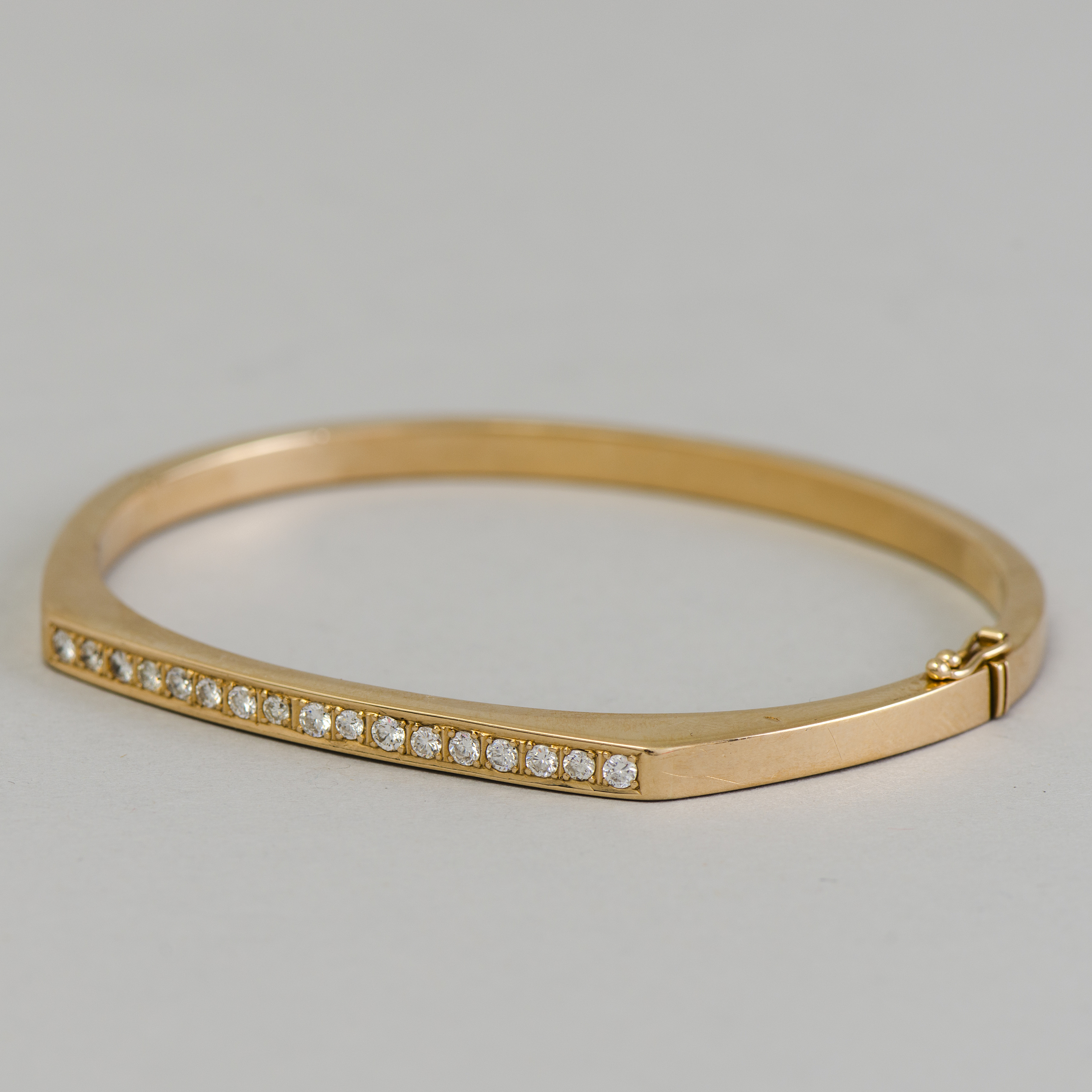 ARMRING 14k guld med 17 små briljantslipade diamanter. - Bukowskis