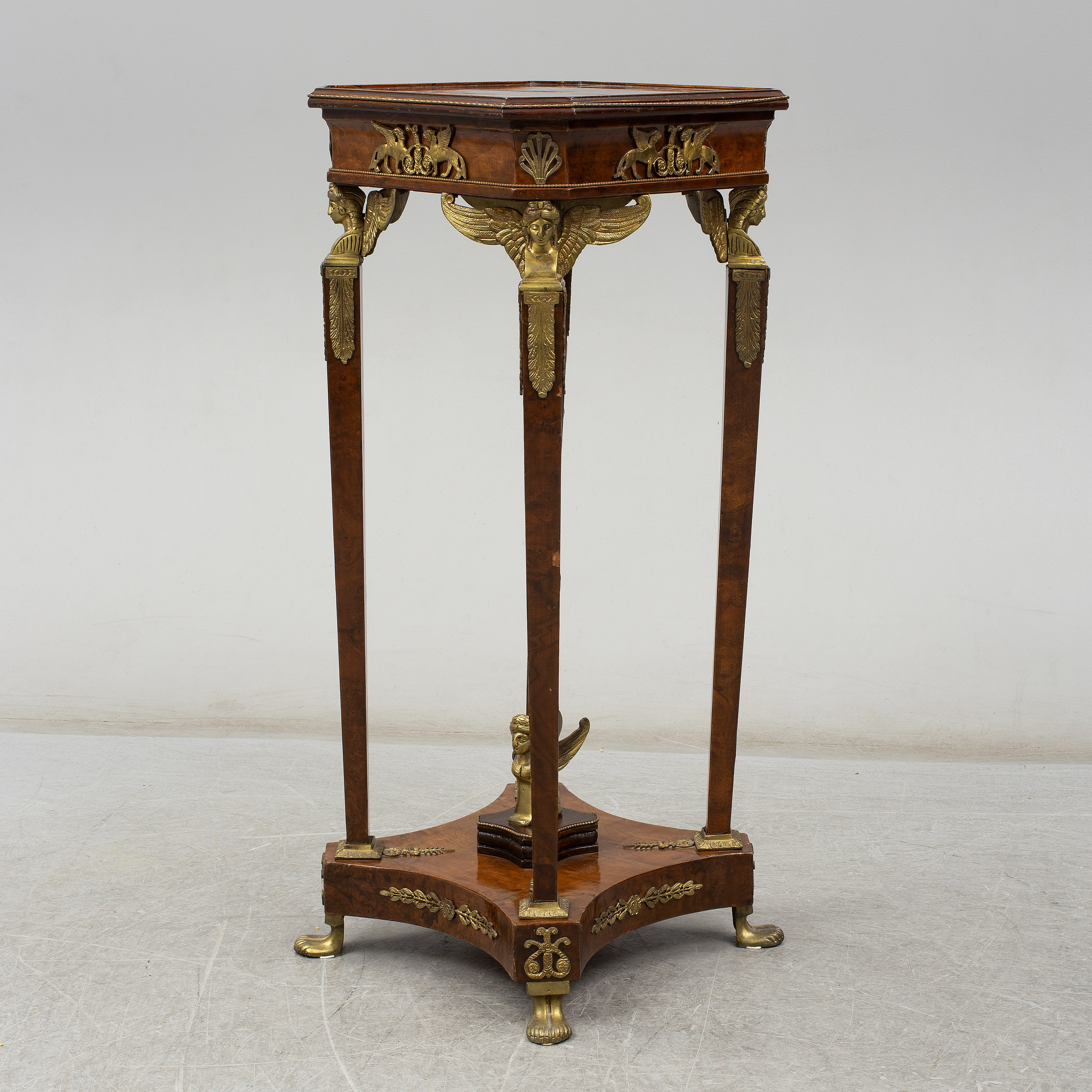 A pair of modern Empire-style torchere. - Bukowskis