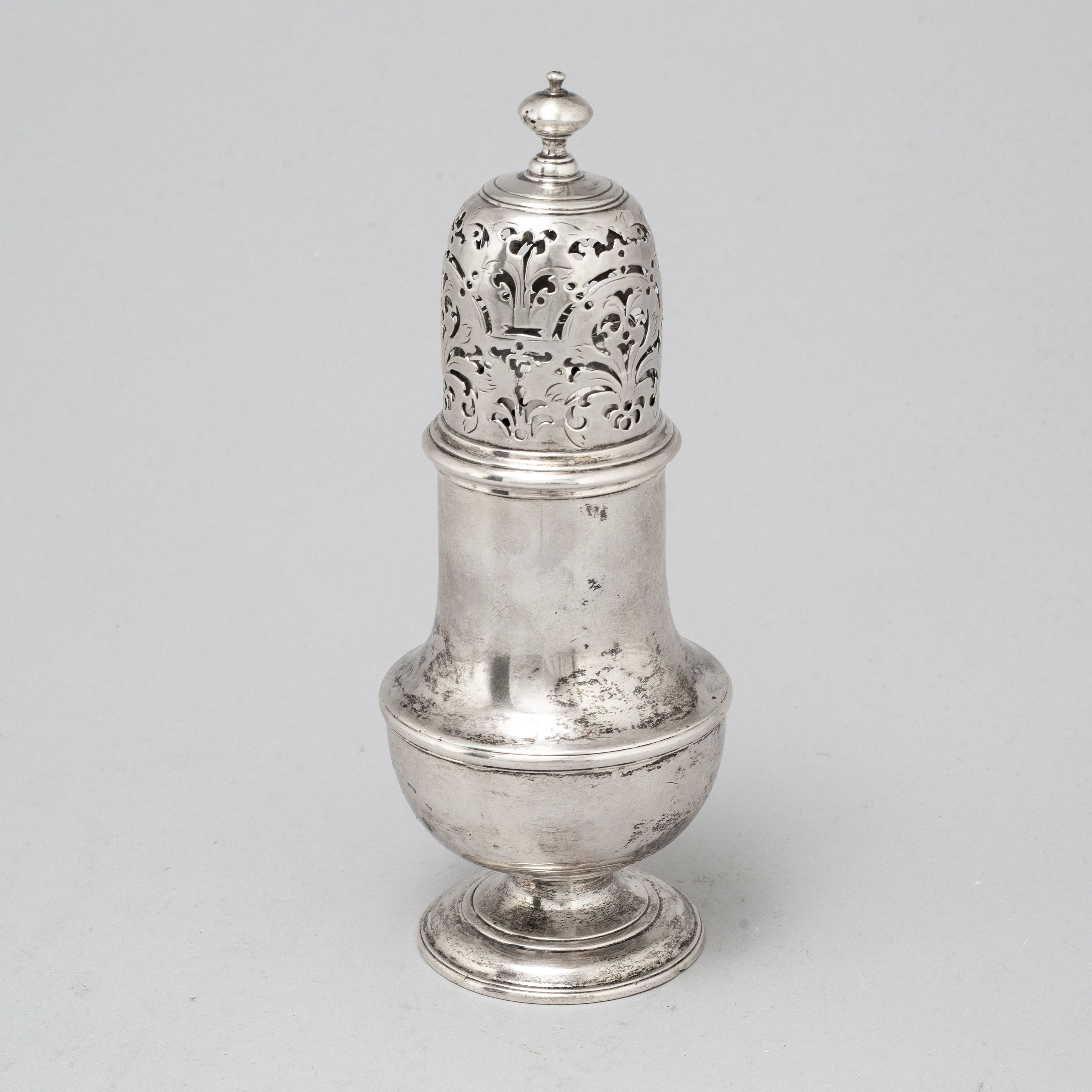 A silver sugar shaker. London 19th century. - Bukowskis