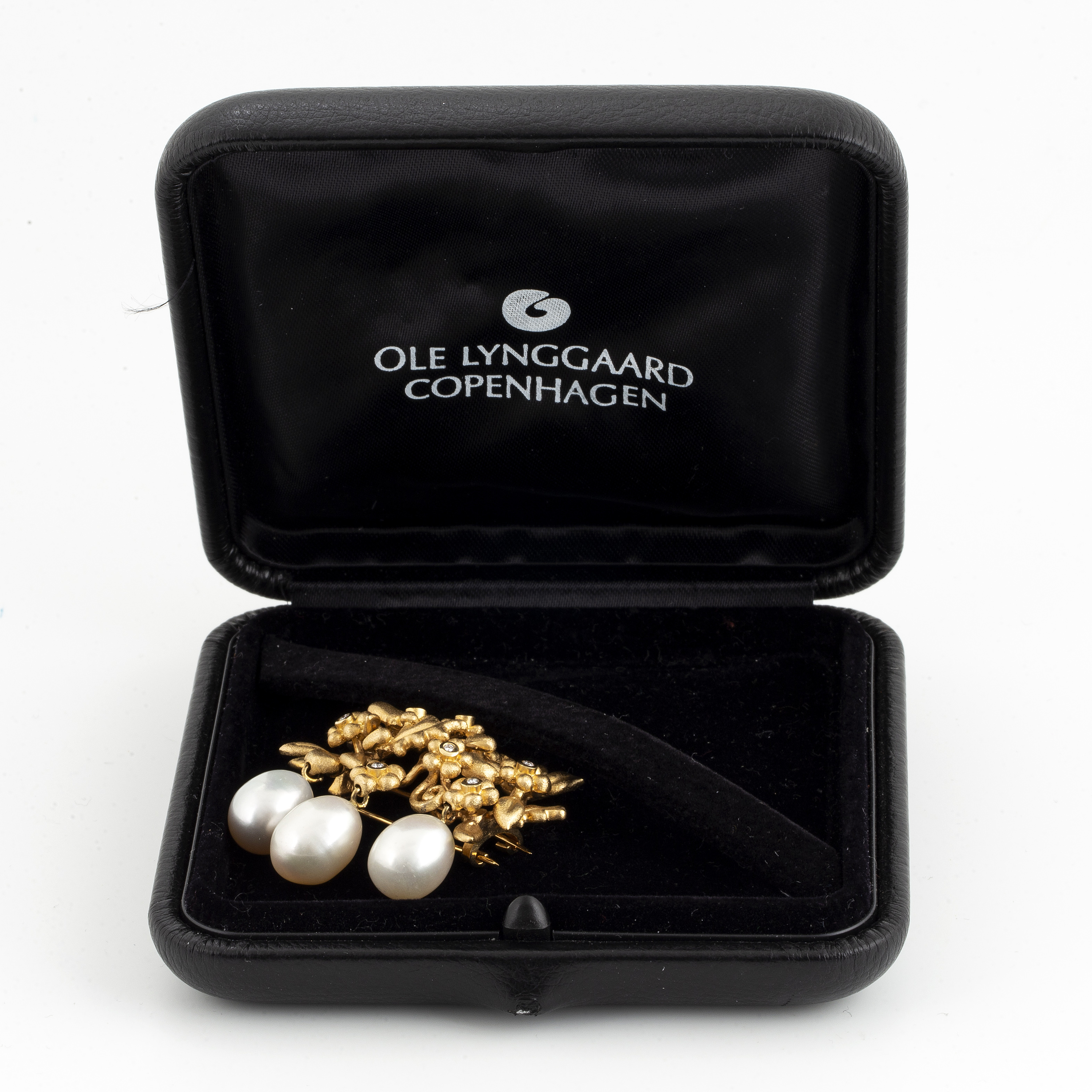 An 18K gold Ole Lynggaard brooch set with cultured pearls. - Bukowskis