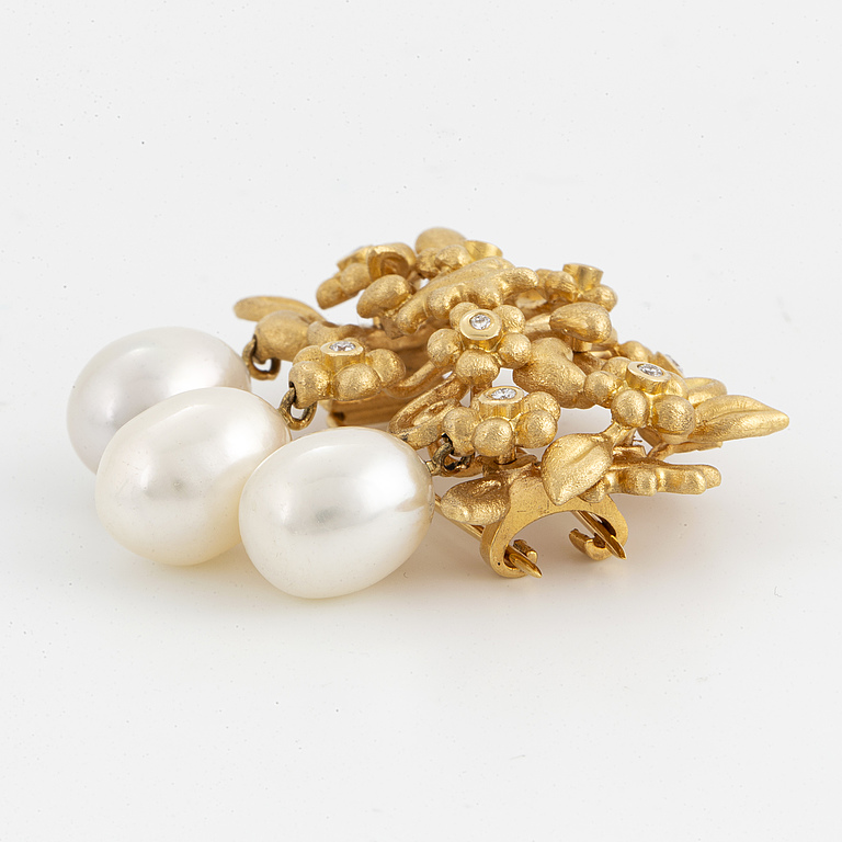 An 18K gold Ole Lynggaard brooch set with cultured pearls. - Bukowskis