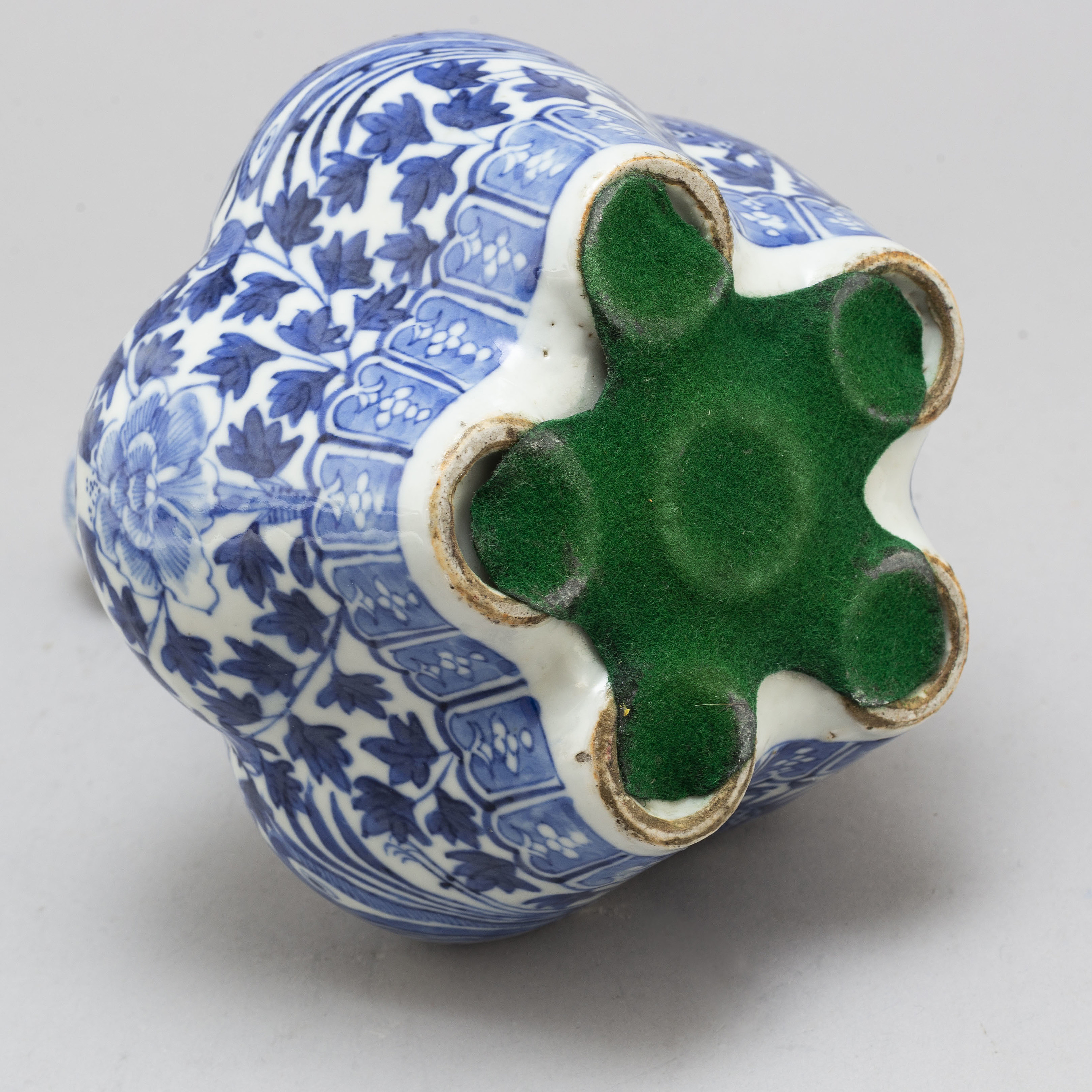 A blue and white porcelain tulip vase, Qing dynasty, late 19th century ...