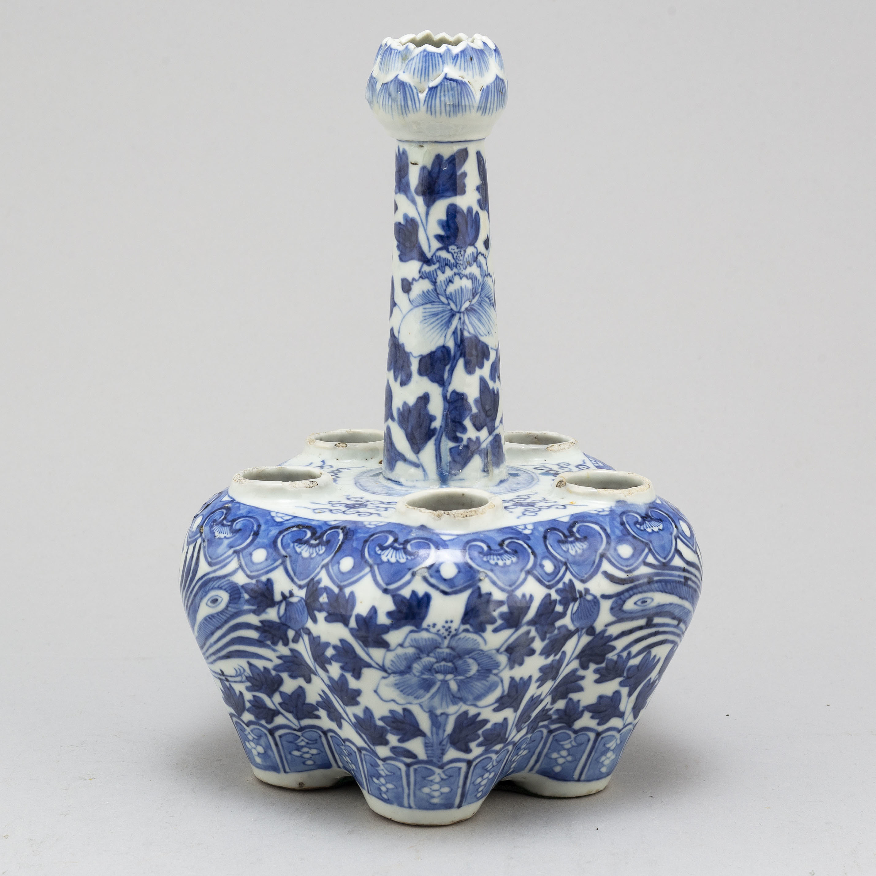 A blue and white porcelain tulip vase, Qing dynasty, late 19th century ...