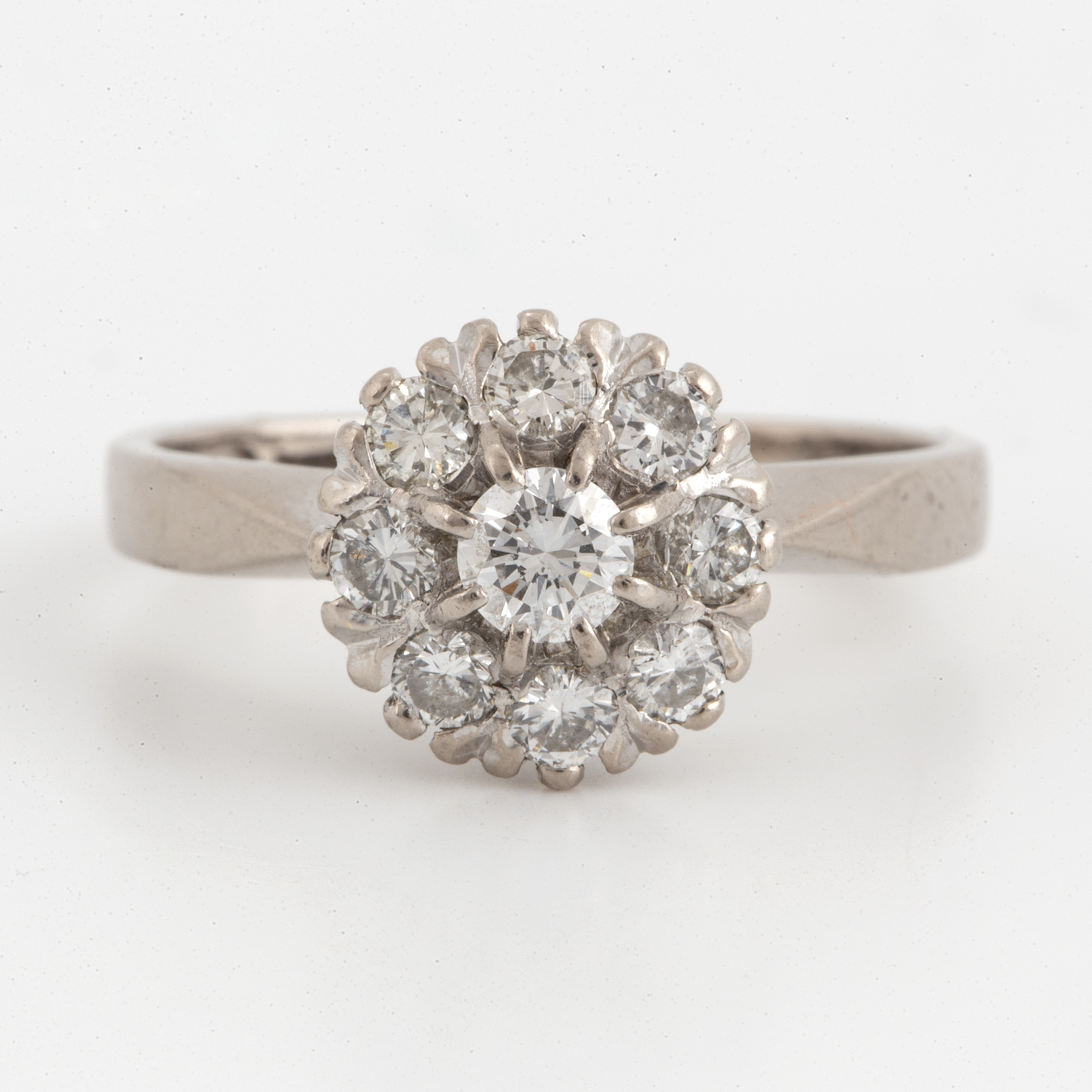 Ring 18K vitguld med runda briljantslipade diamanter. - Bukowskis